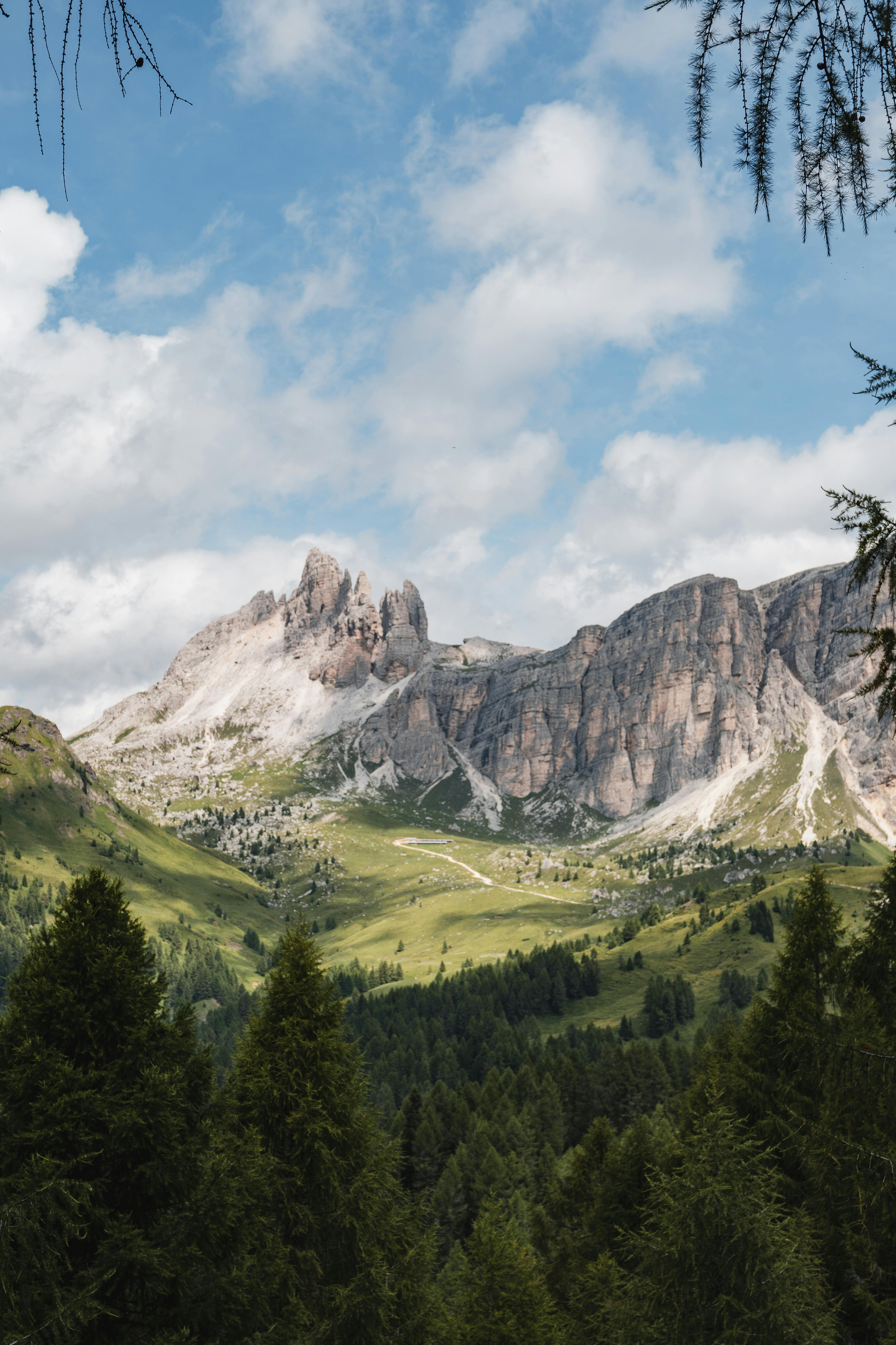 Majestuosa Vista De Las Montañas Dolomitas En Verano · Foto de stock ...