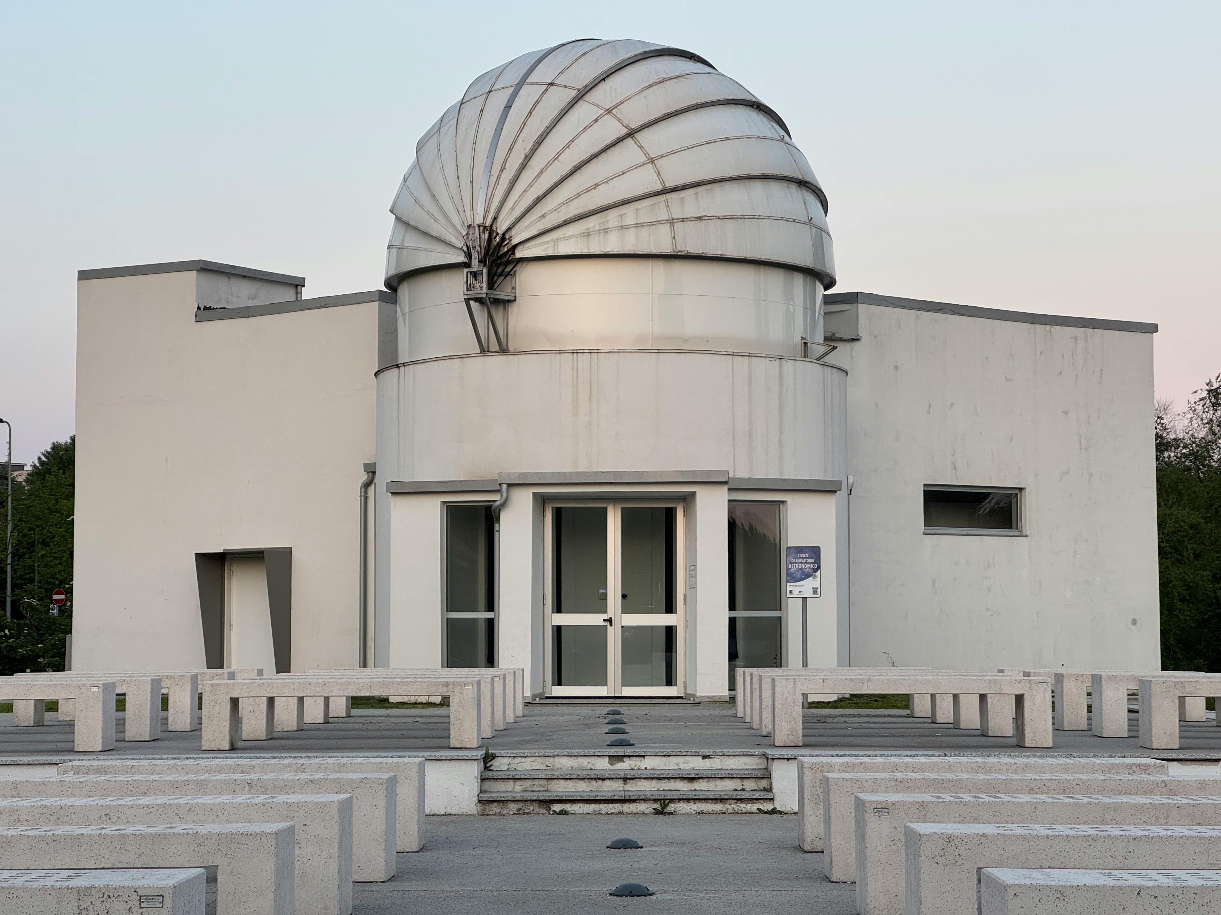 Modern Observatory Building in Urban Setting · Free Stock Photo