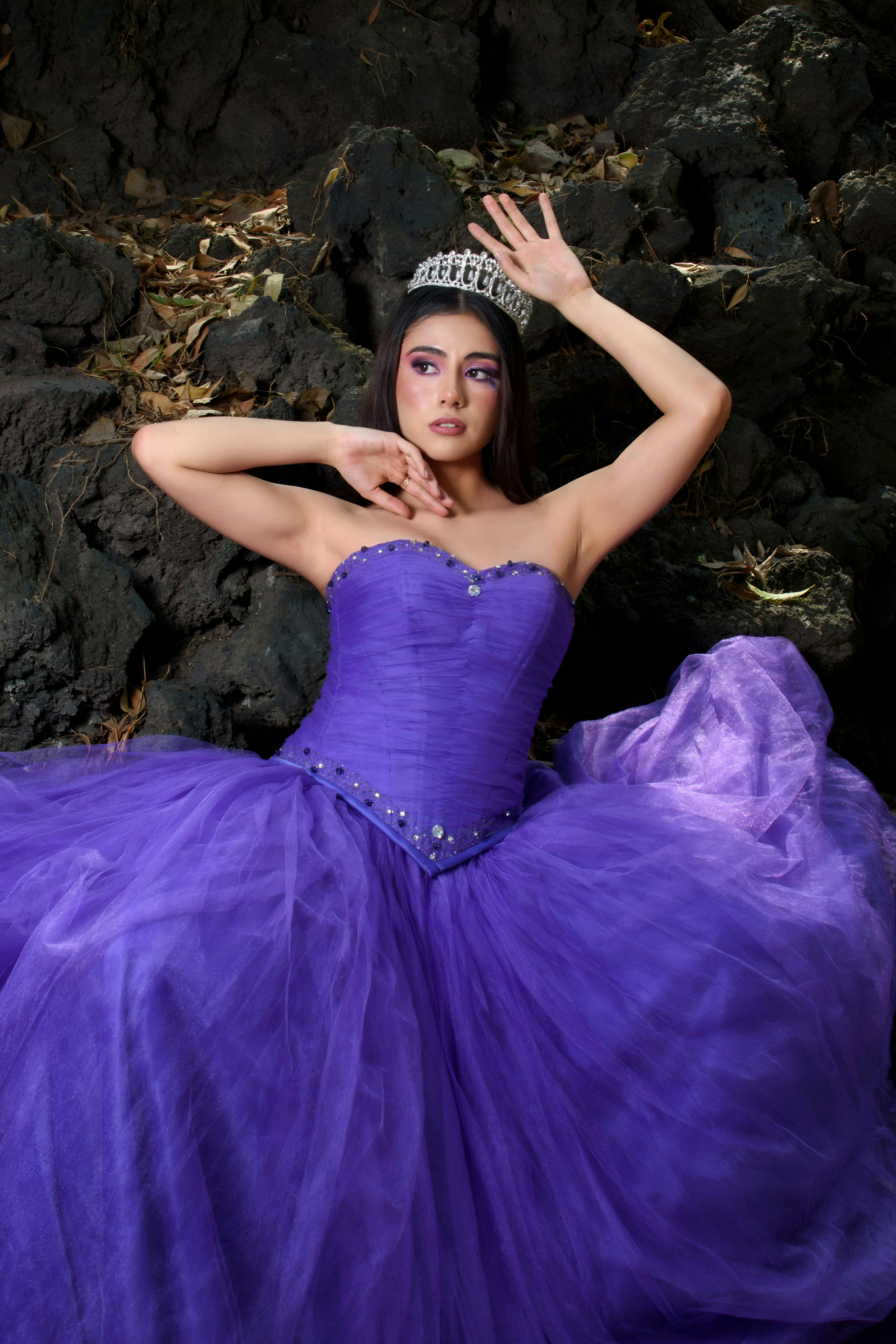 Suggestive Female Pose Photos, Download The BEST Free Suggestive Female ...