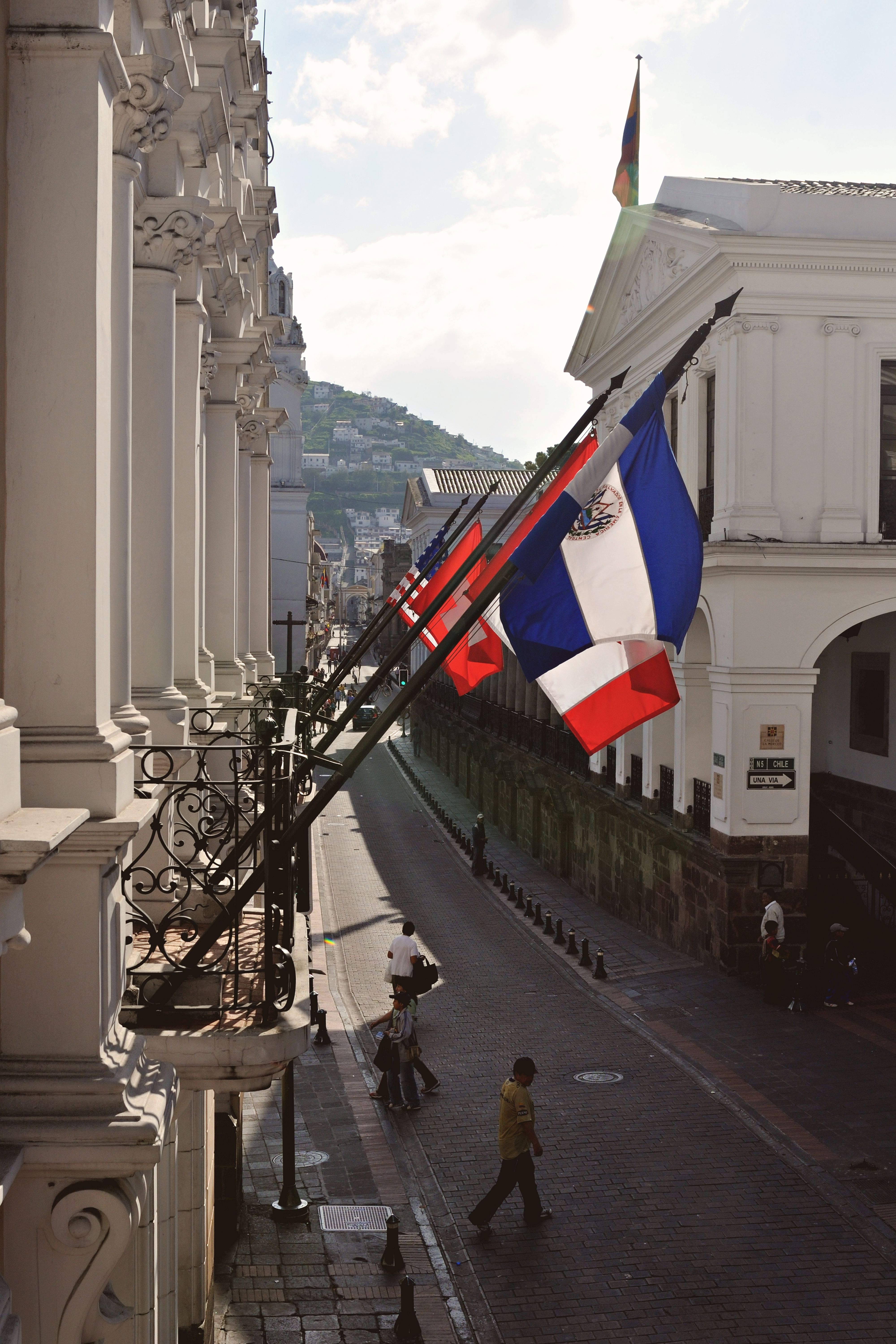 Drapeaux Colorés Ornant La Rue Historique De Quito · Photo gratuite