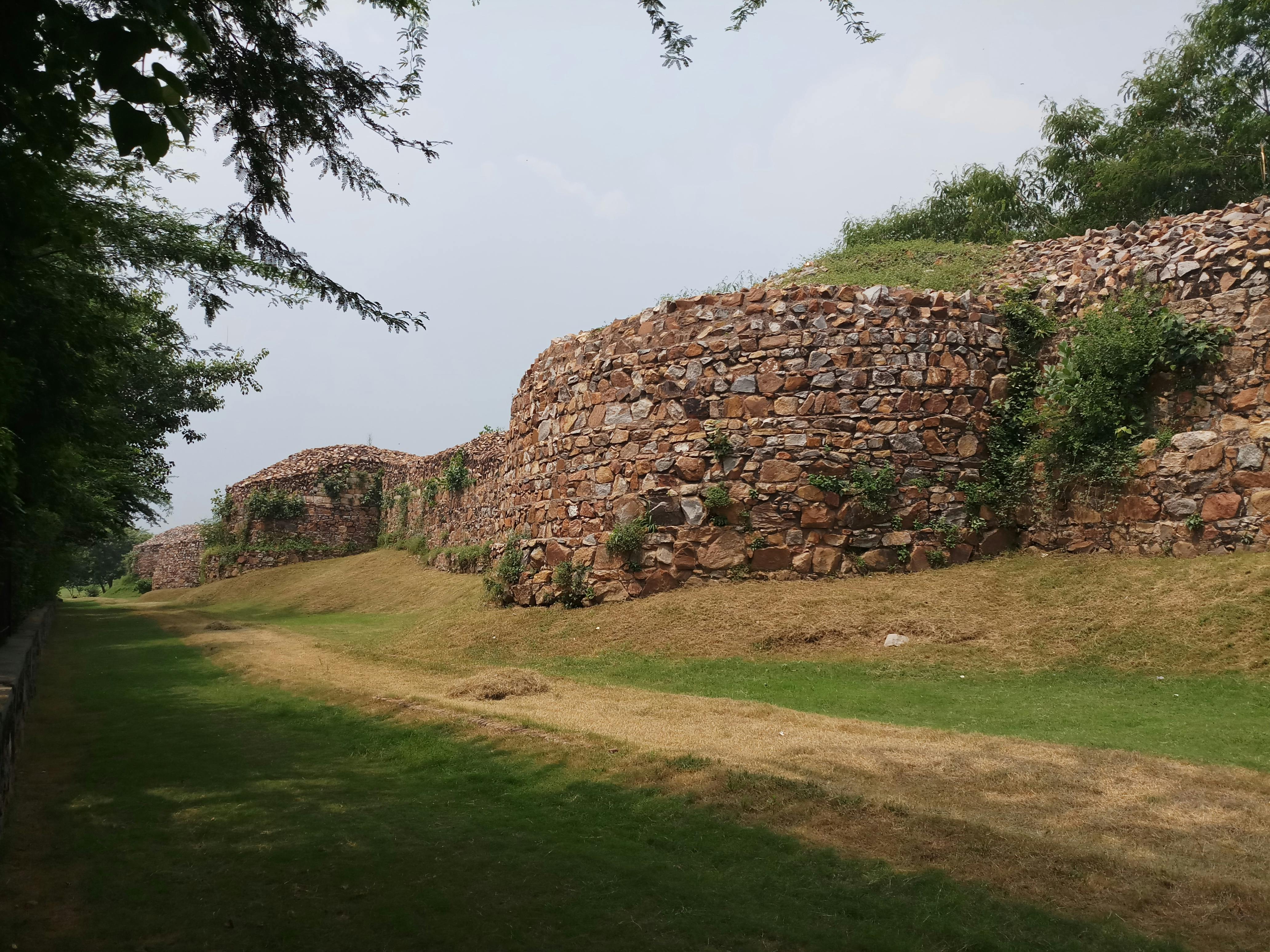 Murallas Antiguas De Quila Rai Pithora En Delhi, India · Foto de stock ...