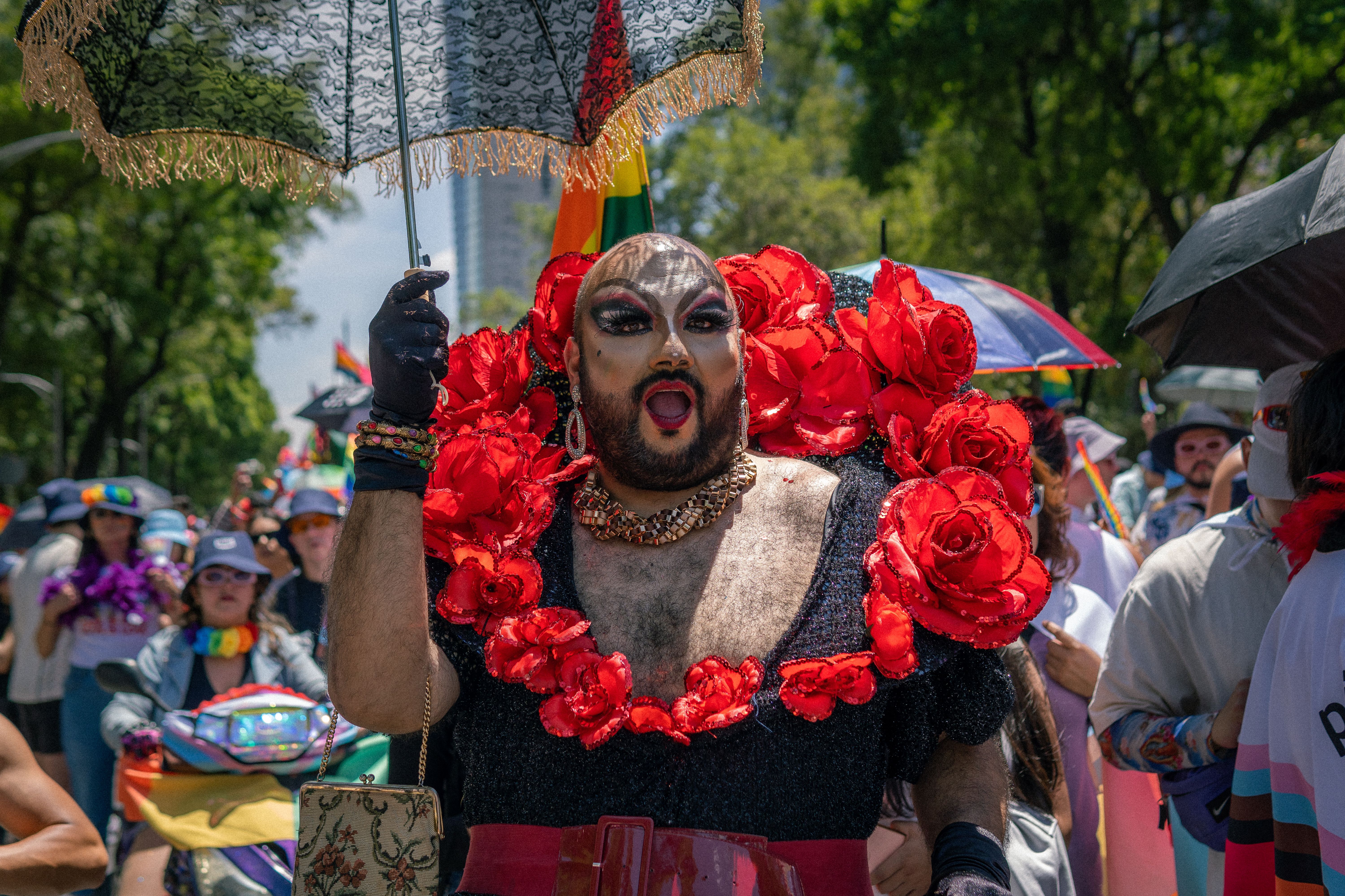 Livlig Pride Parade Med Drag Artist · Gratis lagerfoto