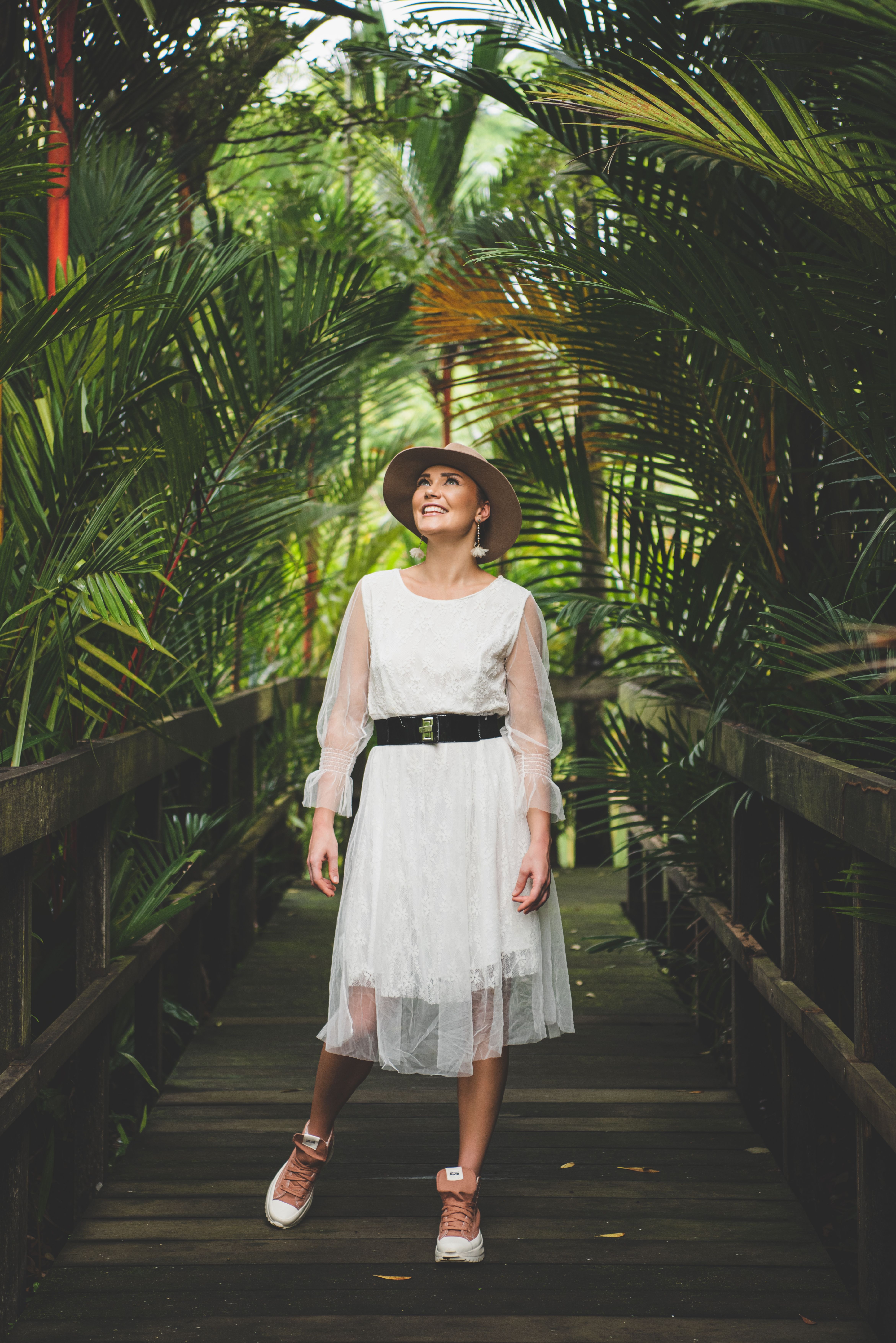 Une Femme Profite D'une Promenade Dans La Nature à Singapour · Photo ...