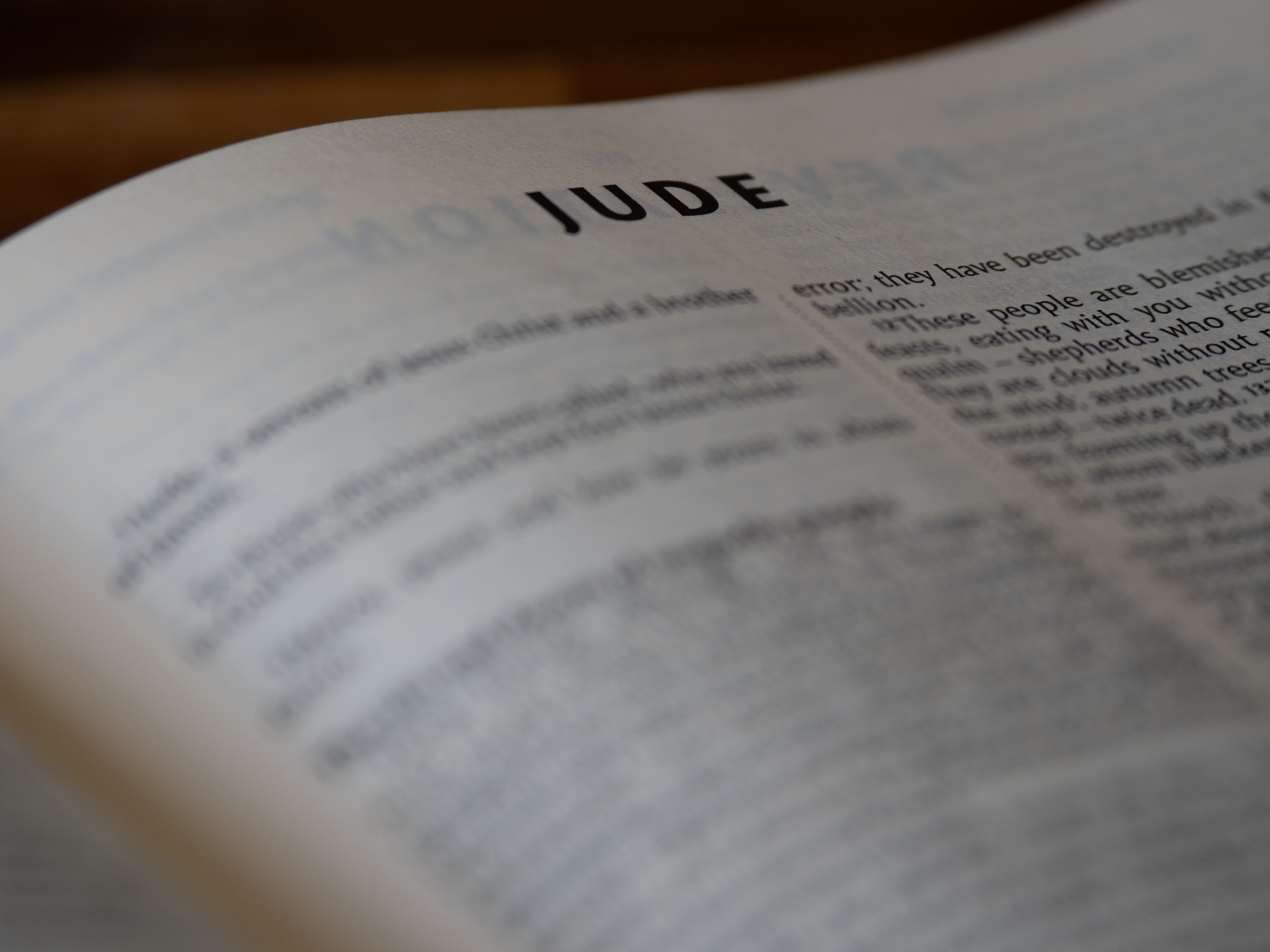 Primer Plano De La Biblia Abierta En El Libro De Judas · Foto de stock ...