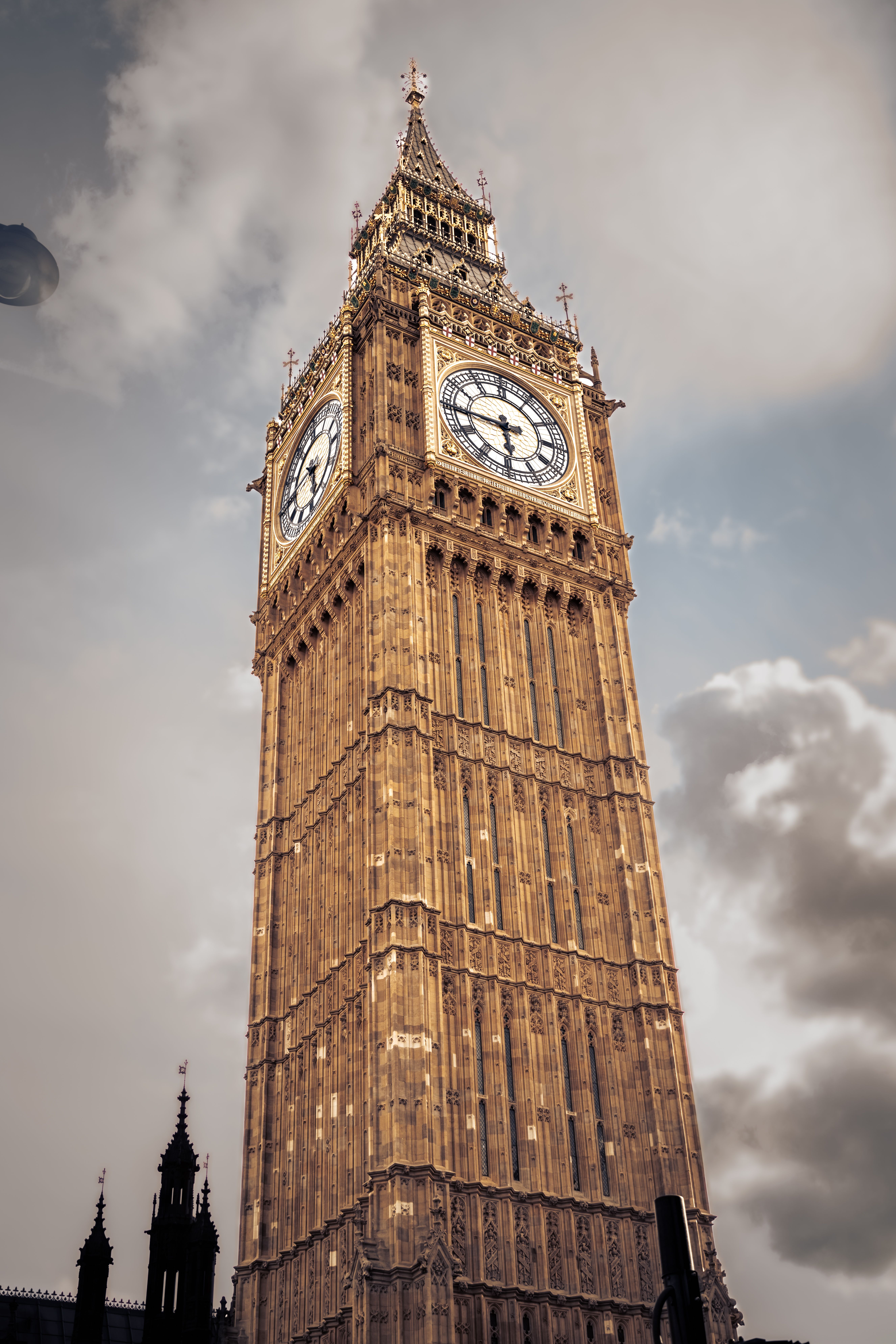 Iconic Elizabeth Tower in London, England · Free Stock Photo
