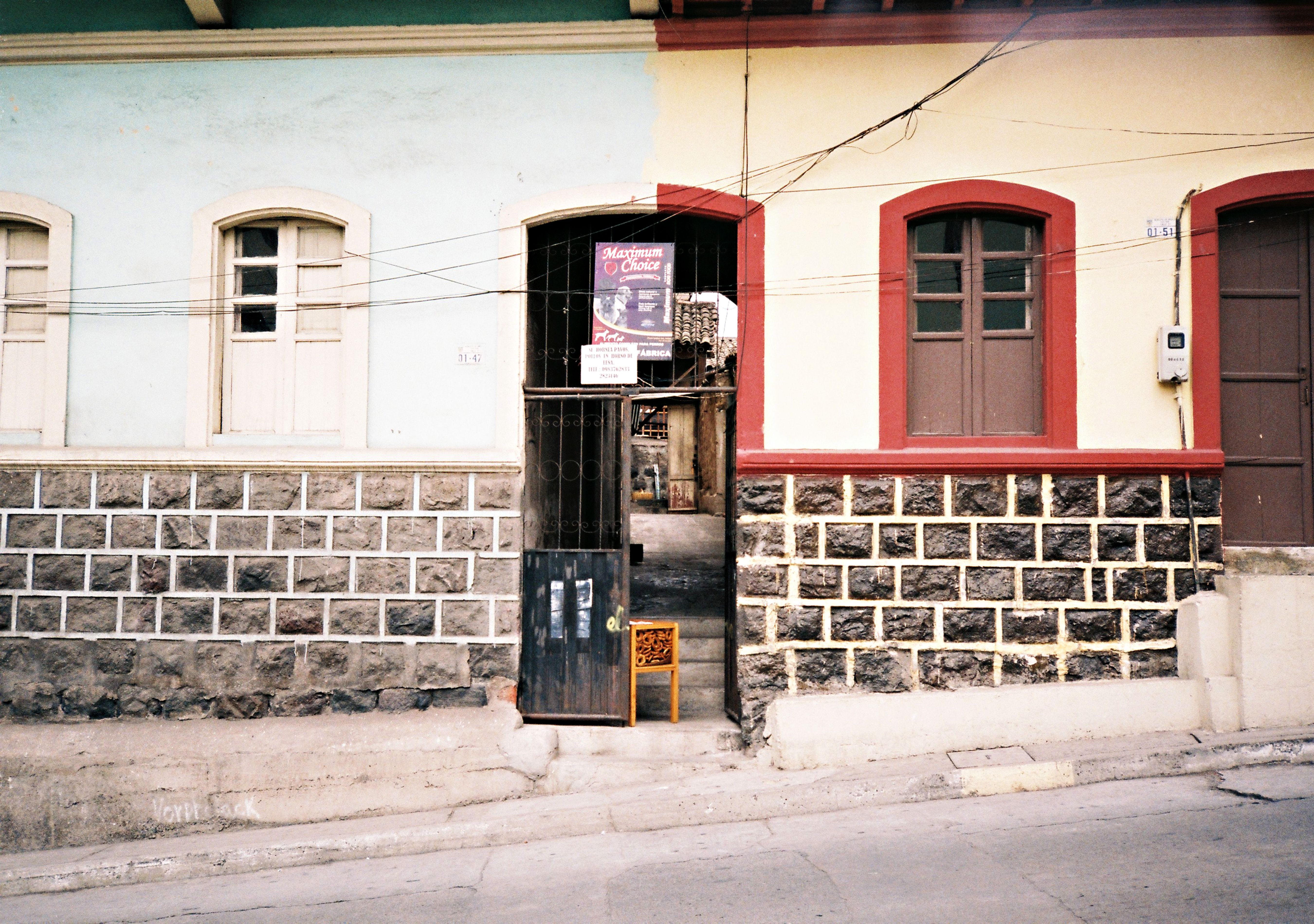 Colorful Rustic Street View in Urban Ecuador · Free Stock Photo