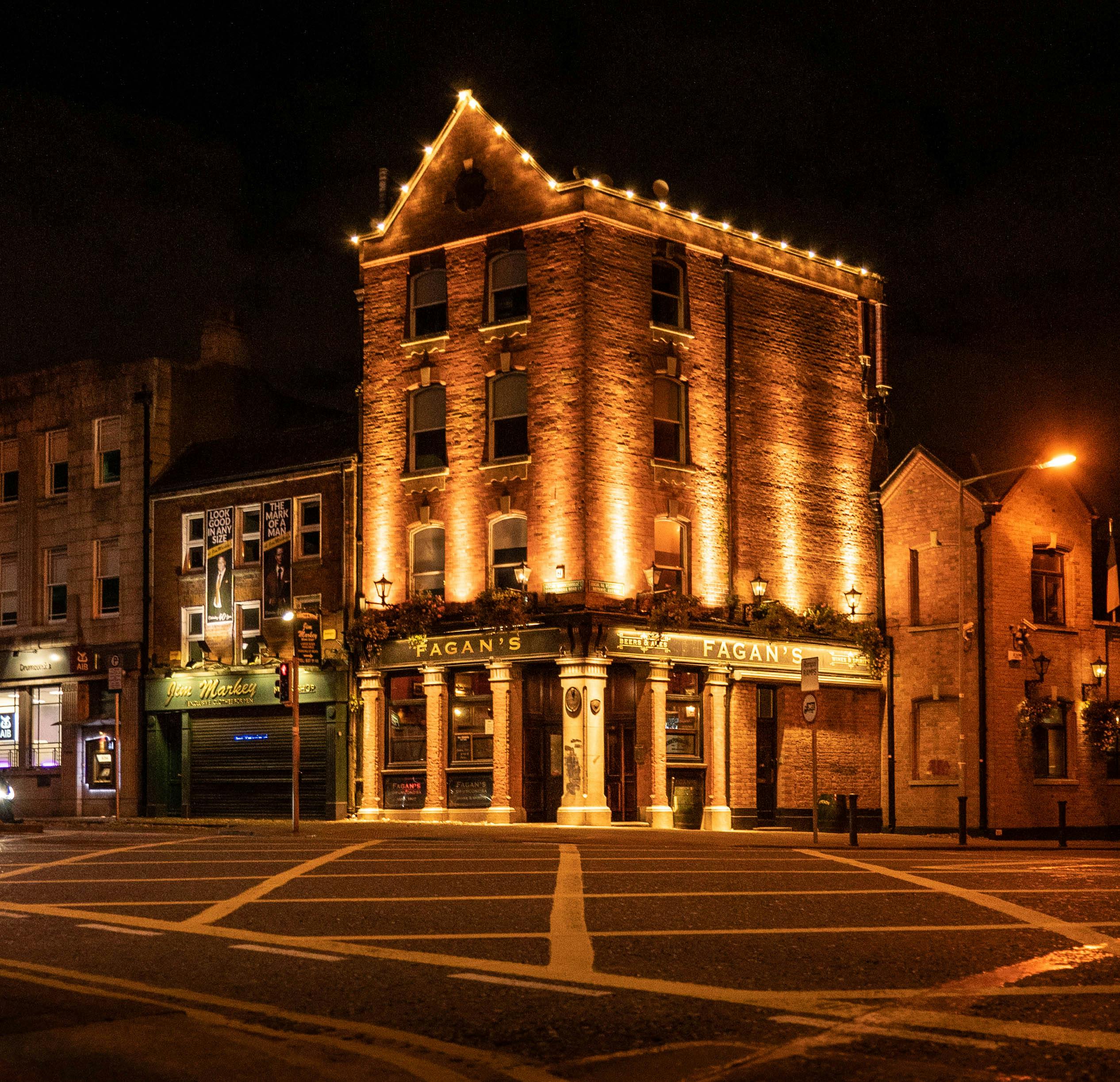 Illuminated Brick Pub at Night in Cityscape · Free Stock Photo