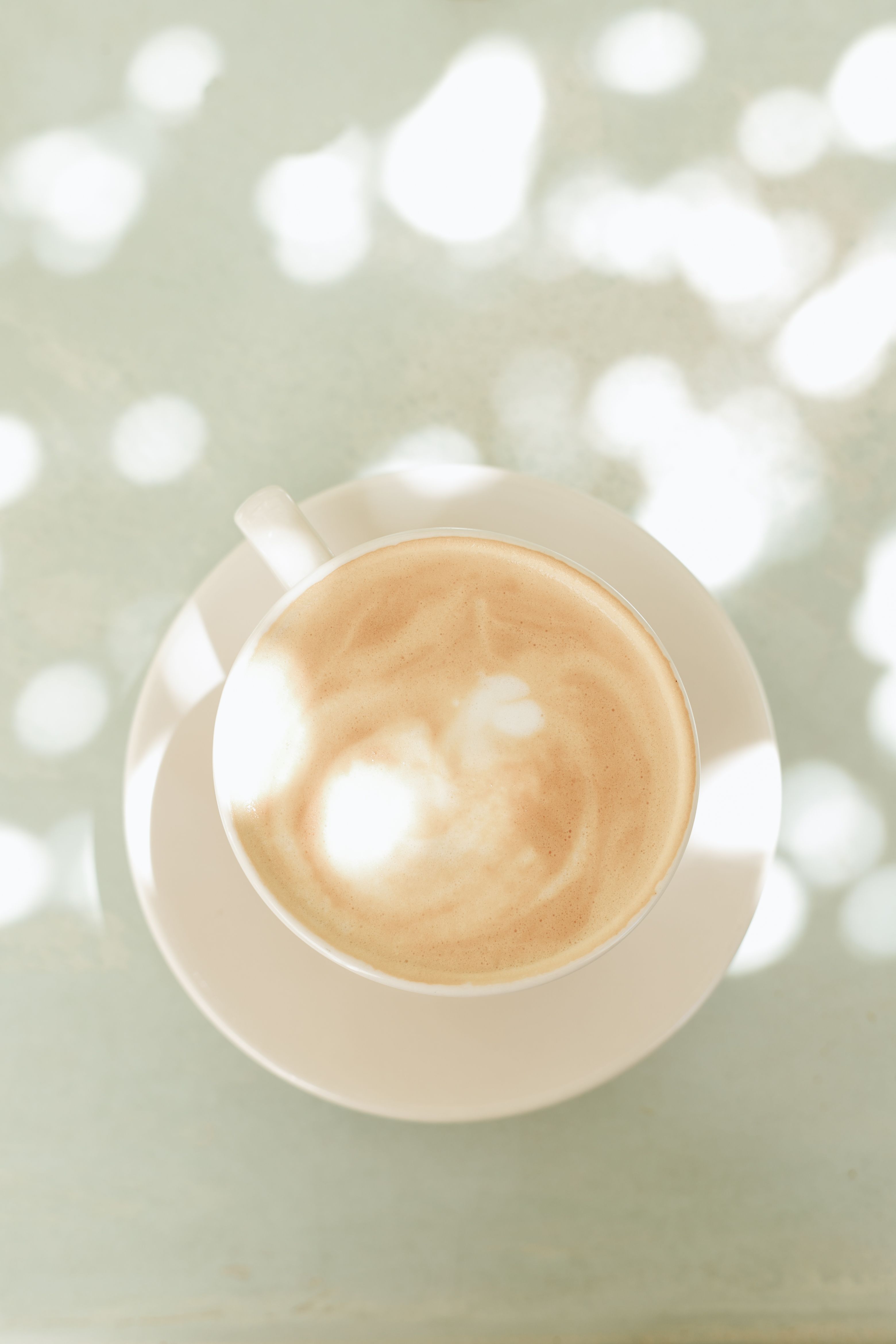 Latte Art Lumineux Dans Un Cadre De Café Ensoleillé · Photo gratuite