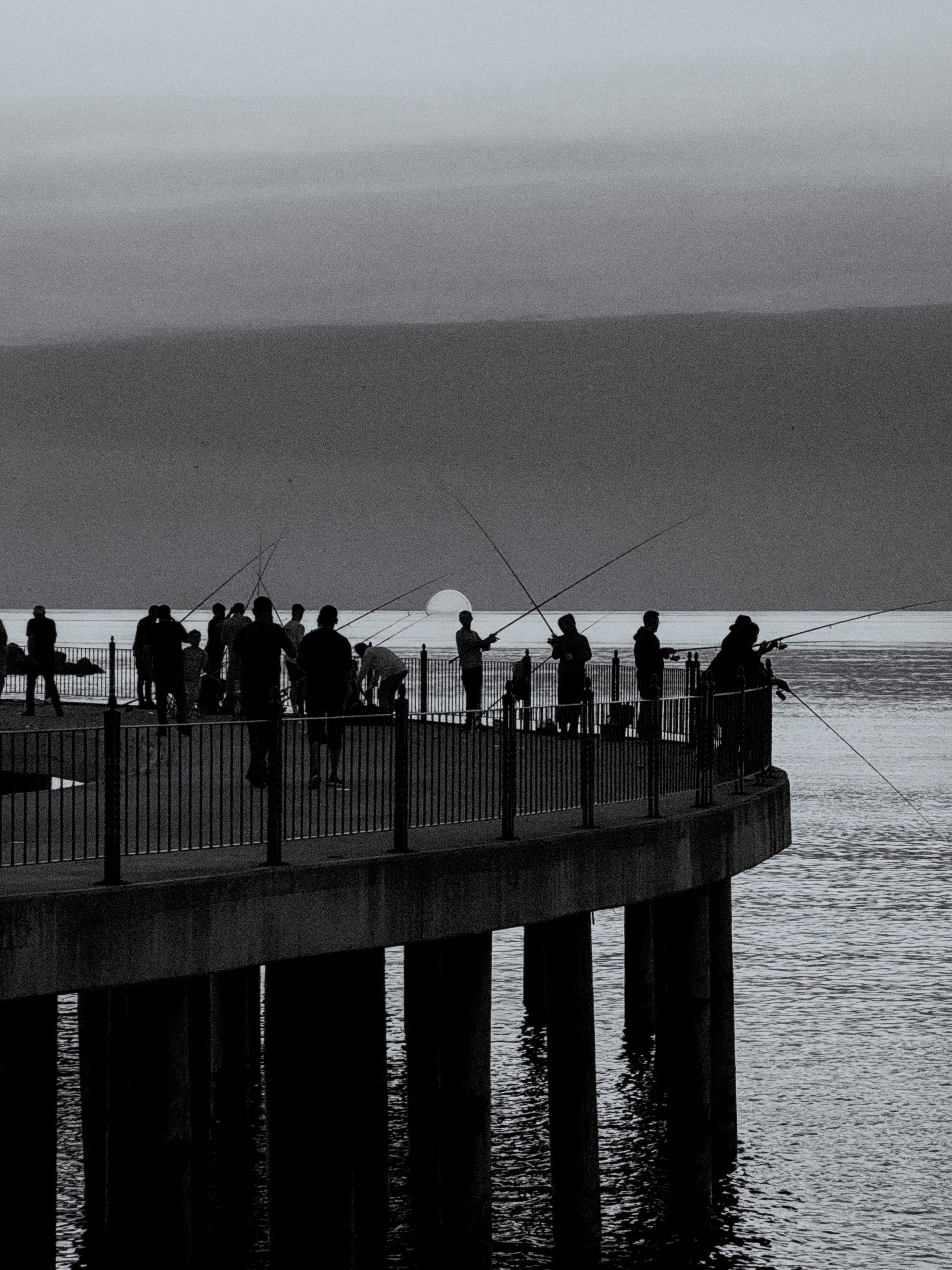 Pêche En Silhouette Sur La Jetée De Rize Au Coucher Du Soleil · Photo ...