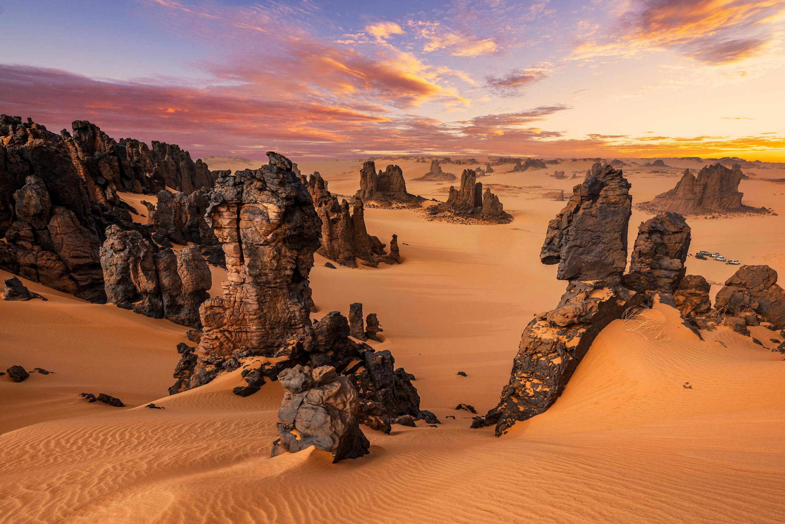 Dramatic Sunset over Tamanrasset Desert Rocks · Free Stock Photo