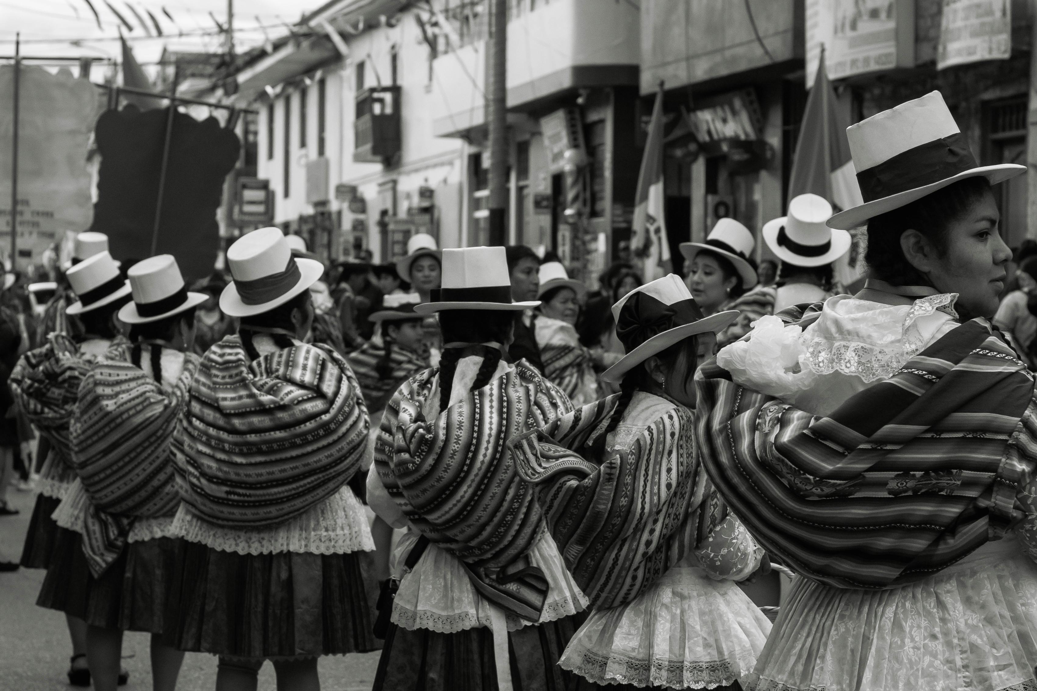 Desfile Festivo Tradicional En Cusco · Foto de stock gratuita