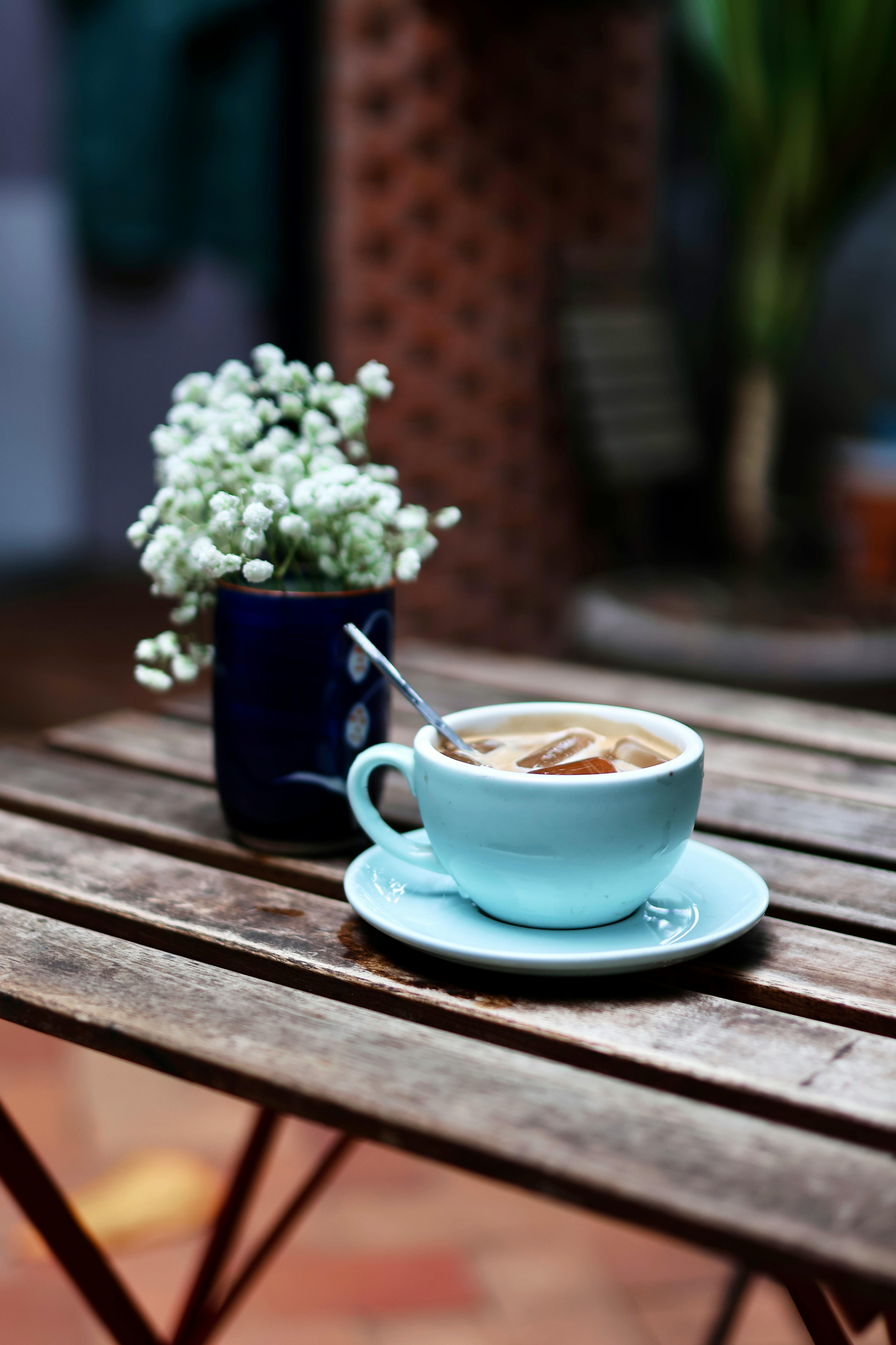 Acogedora Escena De Cafetería Al Aire Libre Con Café Y Flores · Foto de ...