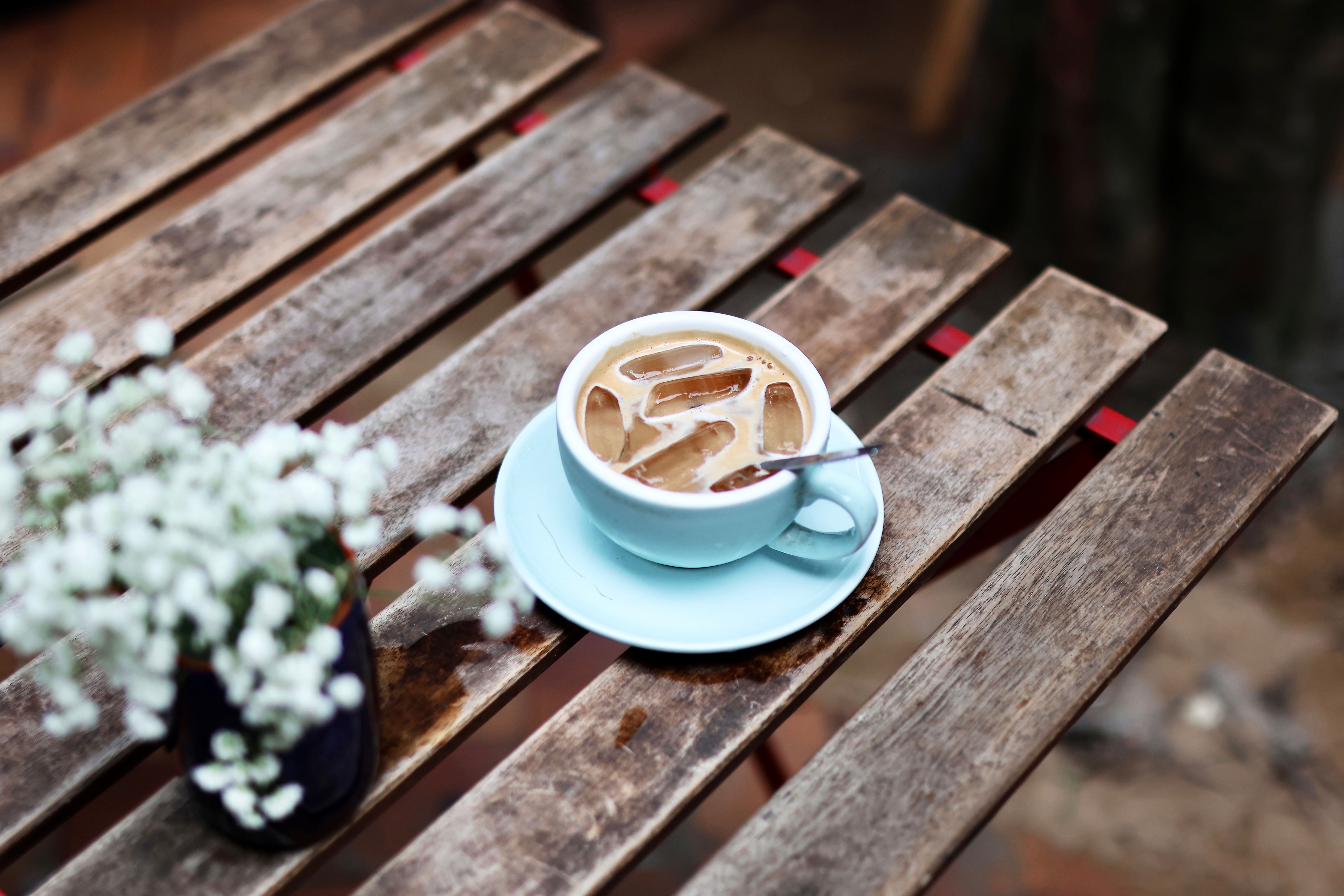 Mesa De Café Rústica Para área Externa Com Café Gelado · Foto ...