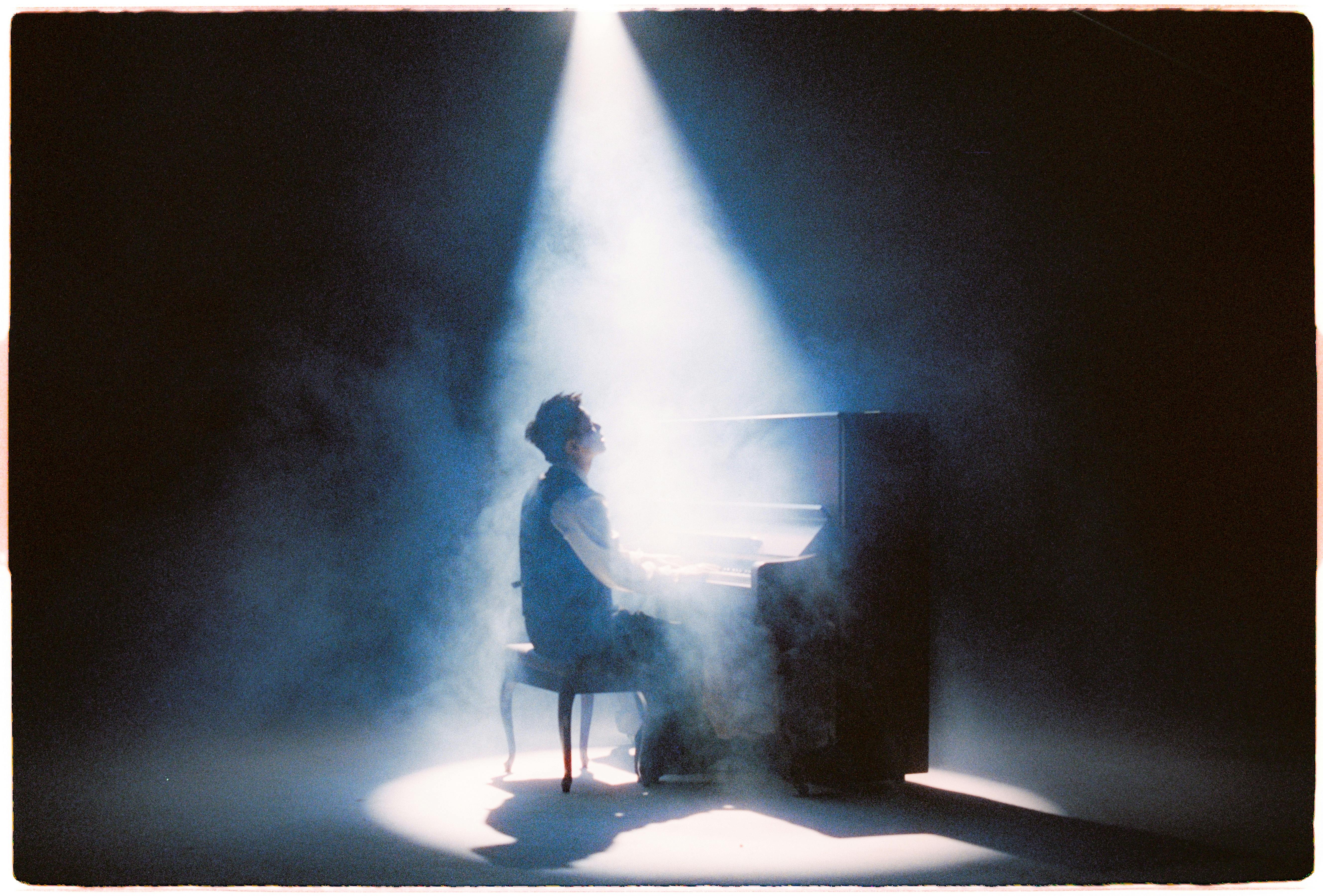 Dramatic Spotlight on Pianist in Foggy Atmosphere · Free Stock Photo