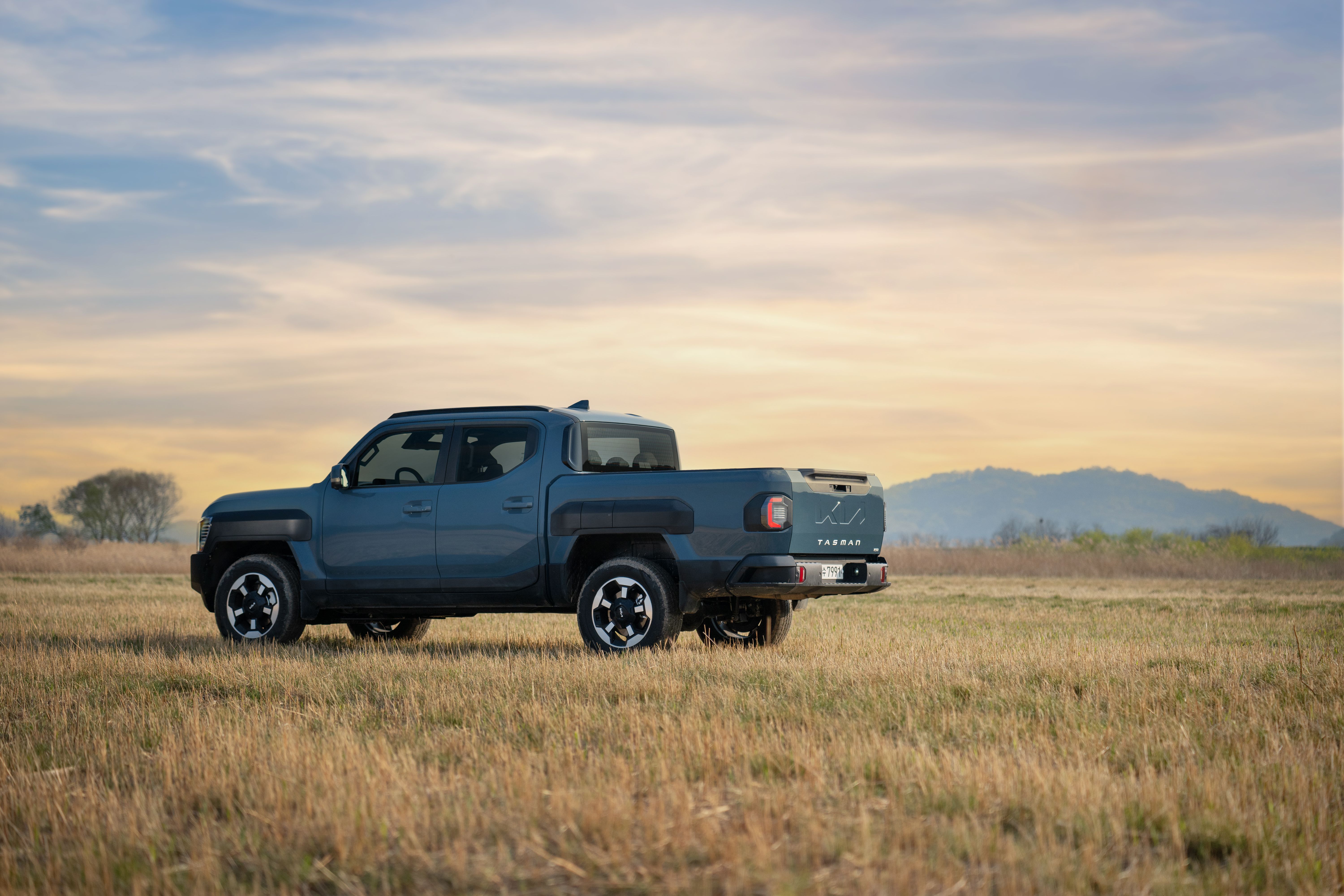 Modern Pickup Truck in Scenic Outdoor Setting · Free Stock Photo