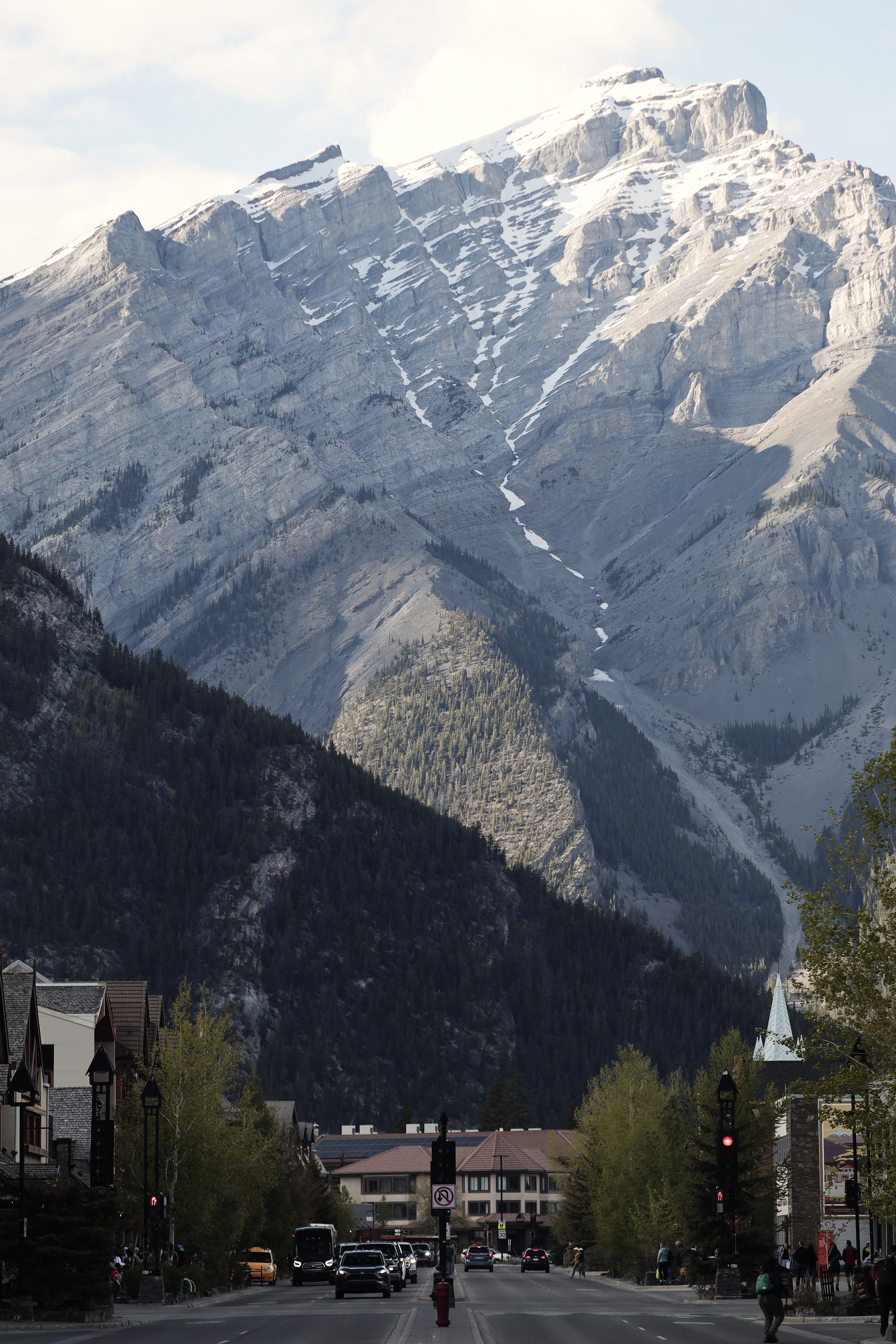 Pemandangan Banff Avenue Dan Cascade Mountain Yang Menakjubkan · Foto ...