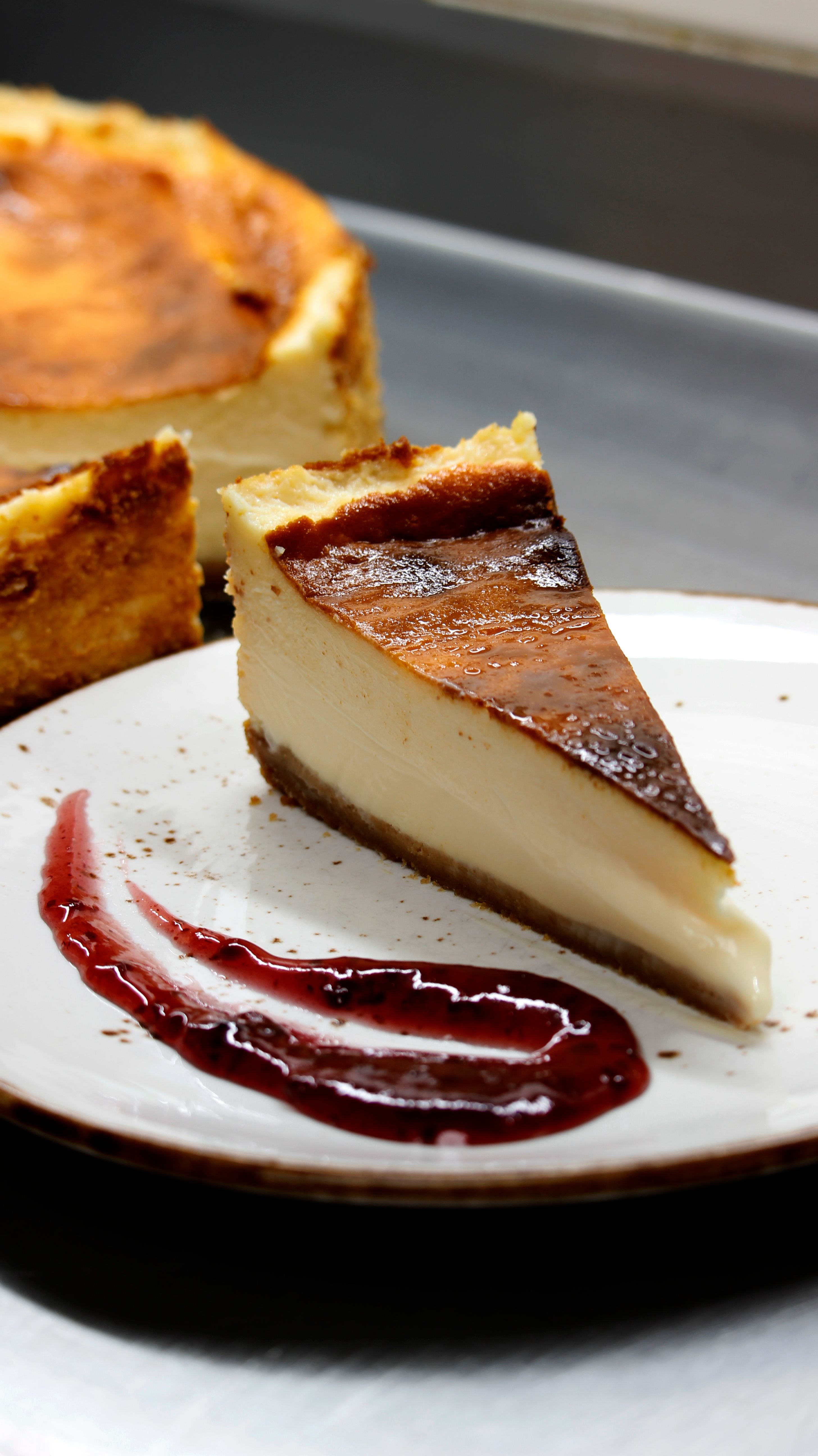 Deliciosa Tarta De Queso Vasca Con Mermelada · Foto de stock gratuita