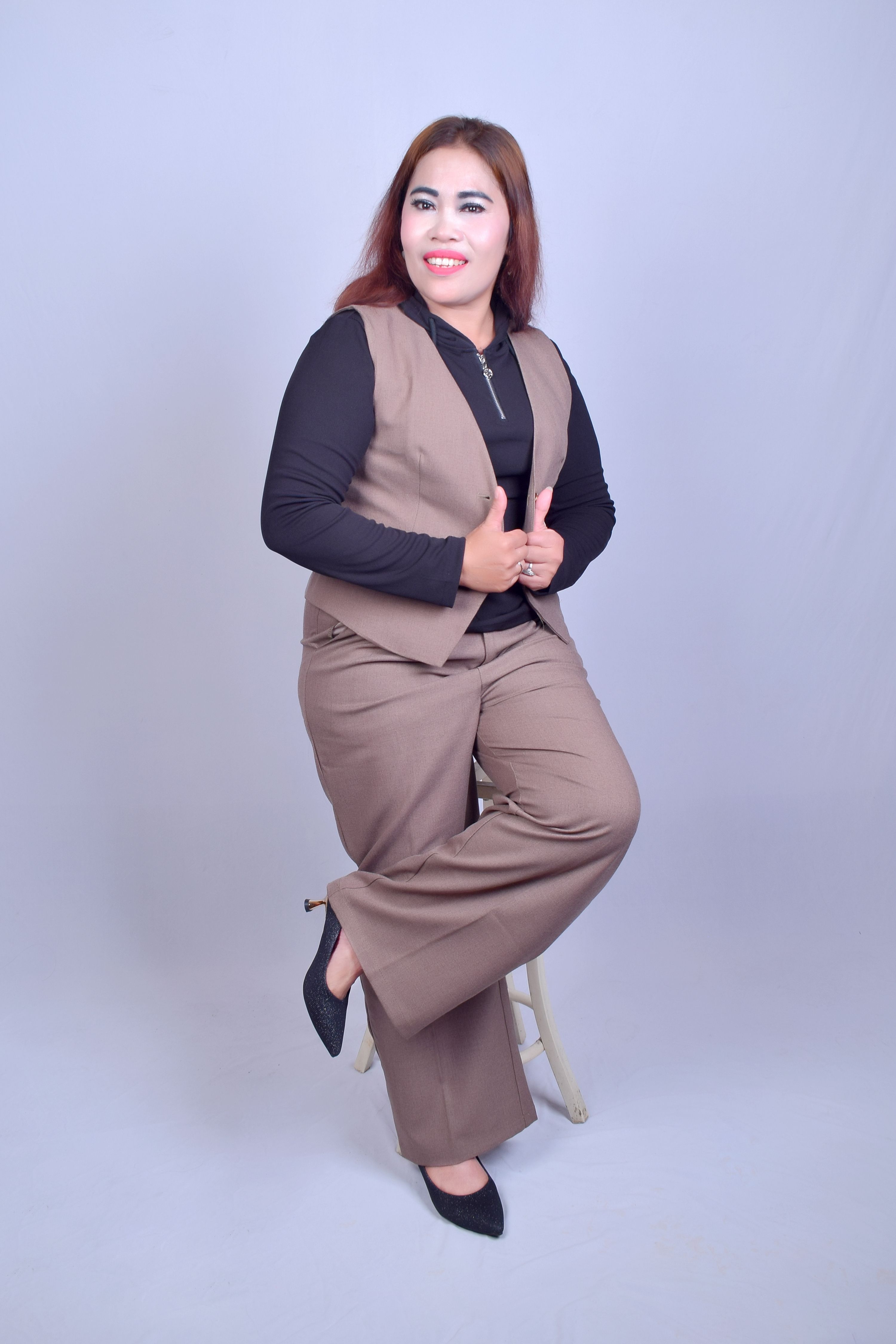 Professional Businesswoman Posing in Formal Attire · Free Stock Photo