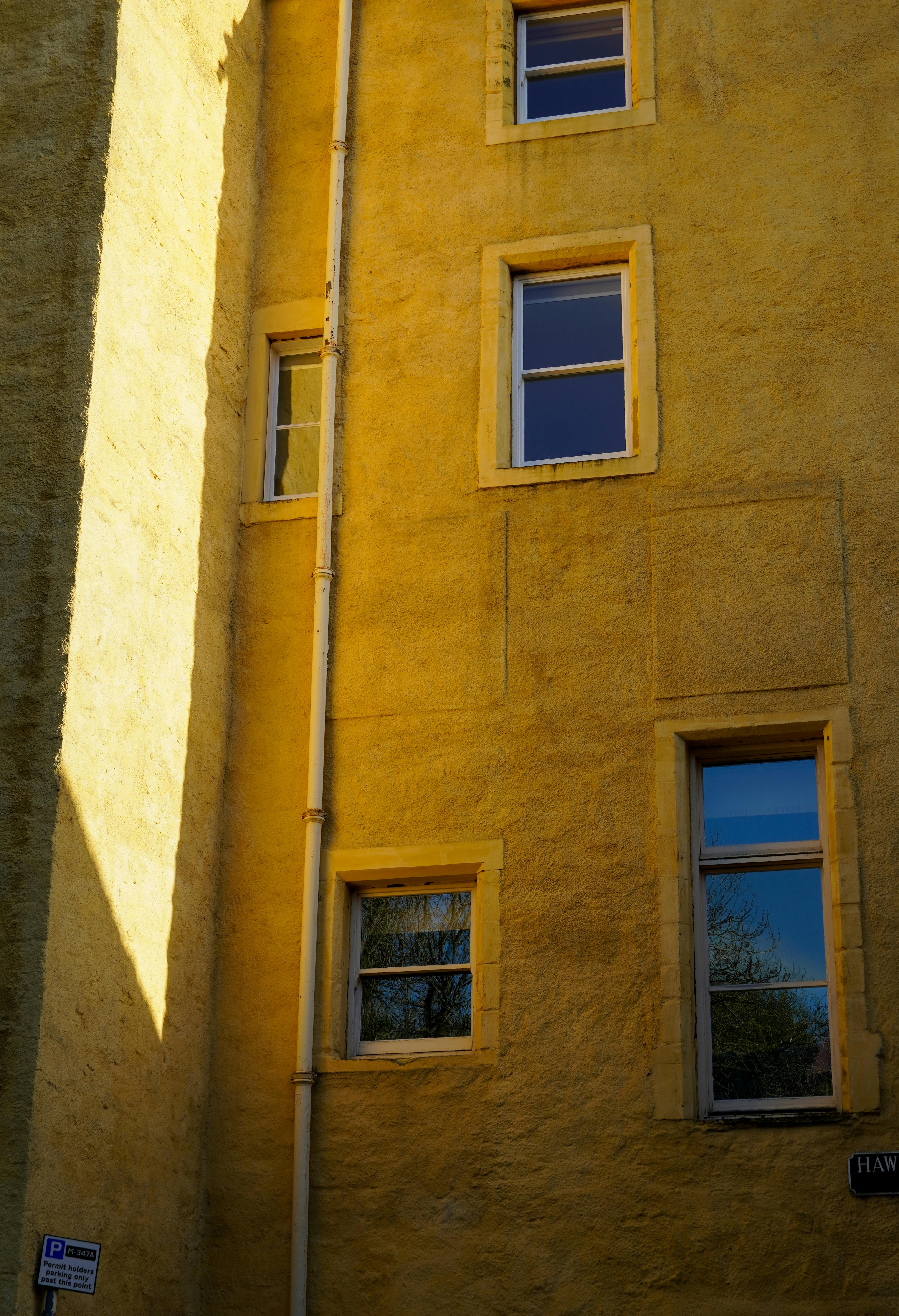 Bright Yellow Building Wall in Edinburgh's Sunlight · Free Stock Photo