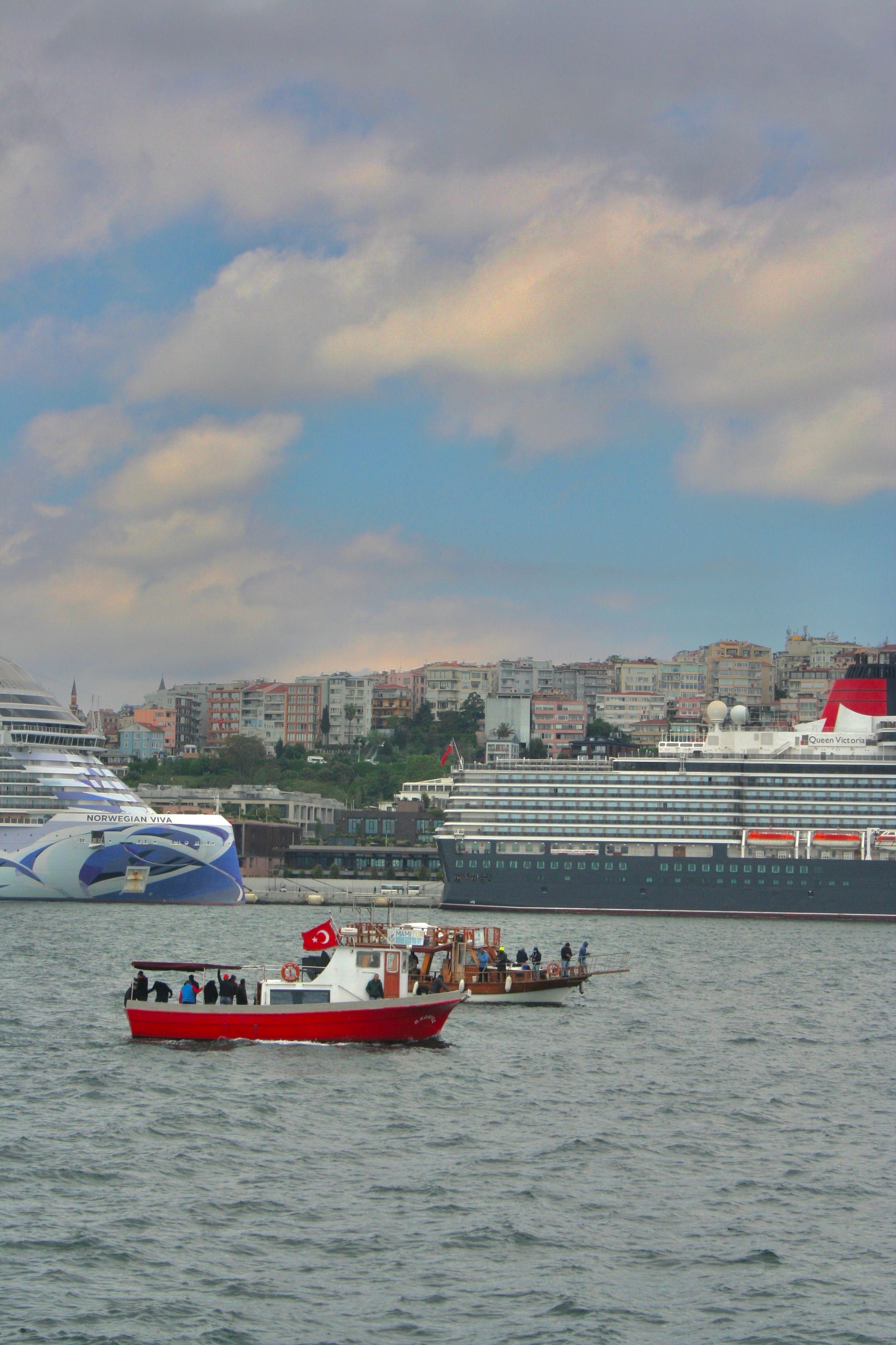 Vibrant Boats in a Bustling Harbor · meta.free_stock.photo
