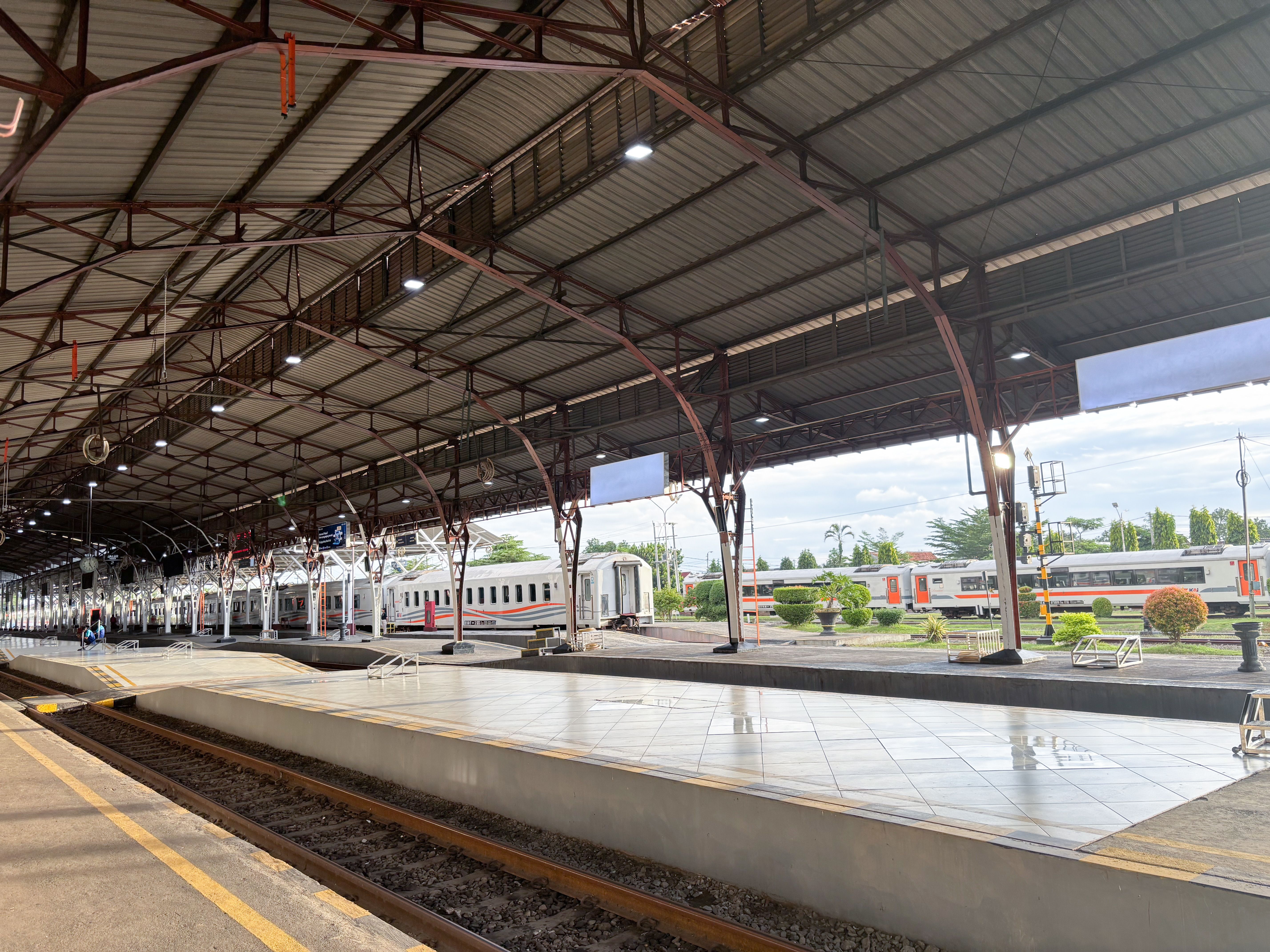 Sunny Railway Station with Trains on Platforms · Free Stock Photo