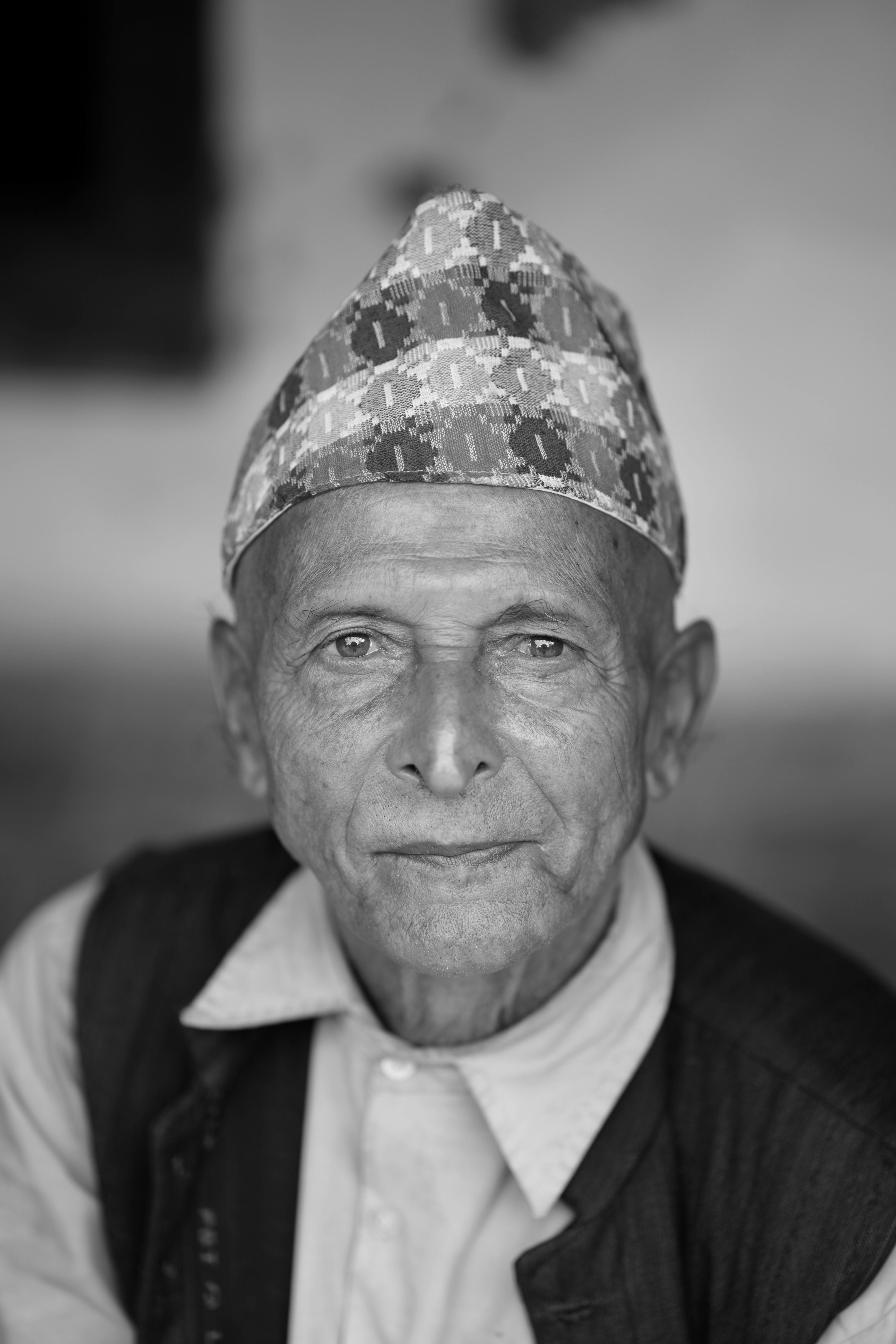 Portrait D'un Vieil Homme Népalais Portant Un Chapeau Traditionnel · Photo gratuite