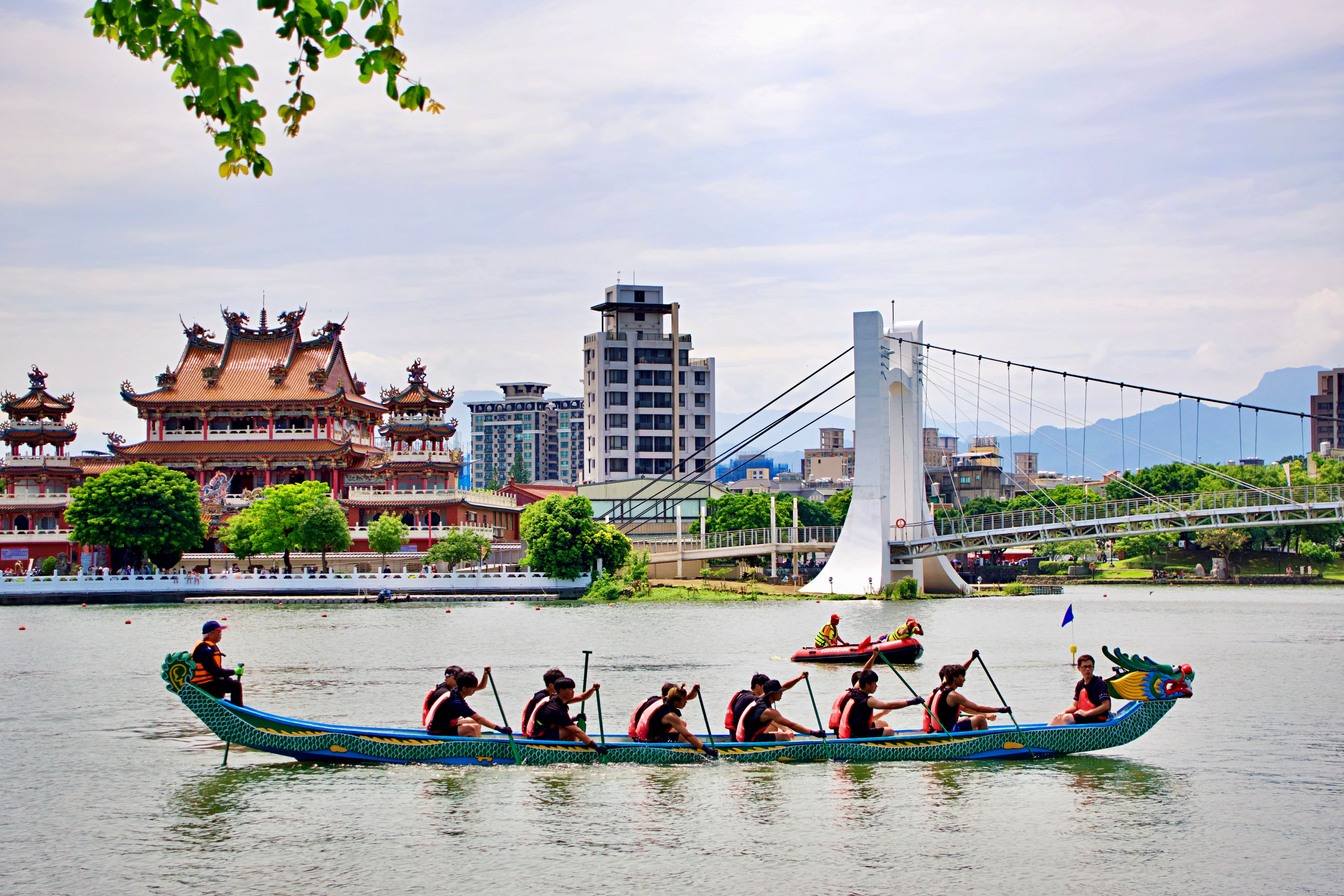 Dragon Boat Race Near Taiwan Temple · Free Stock Photo