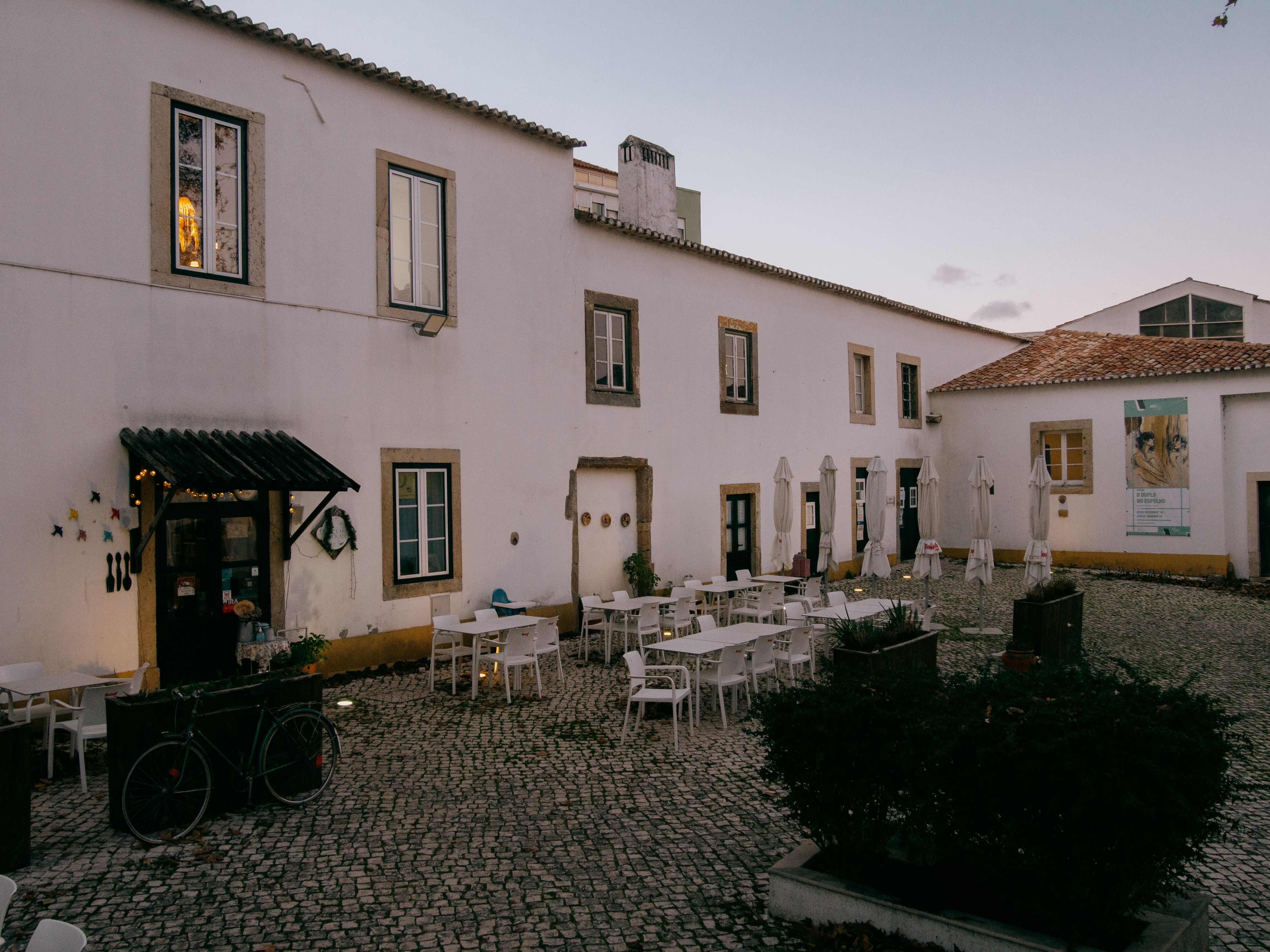 Charming Outdoor Patio of European Café at Twilight · Free Stock Photo