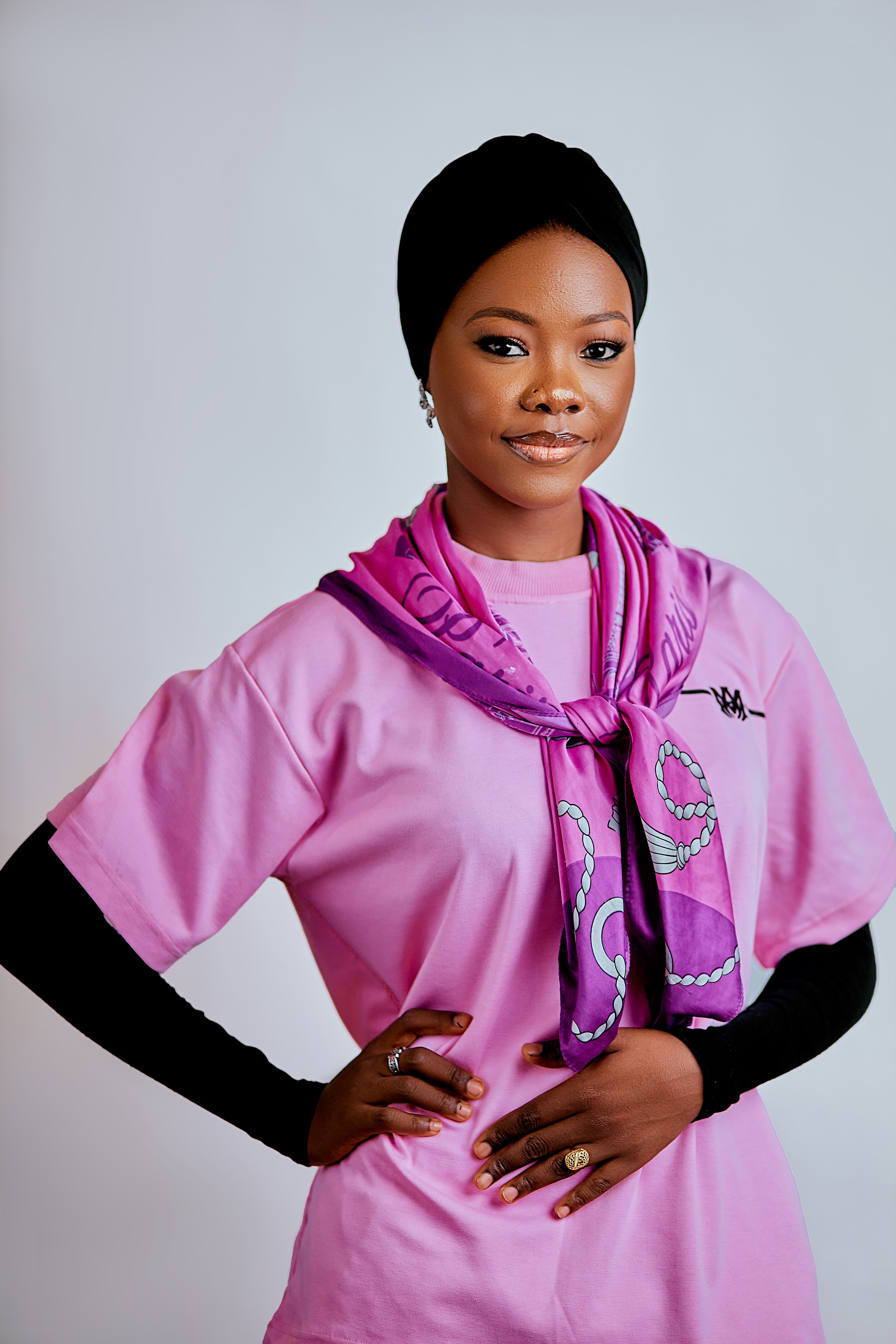 Femme à La Mode En Tenue Rose Avec Foulard · Photo gratuite