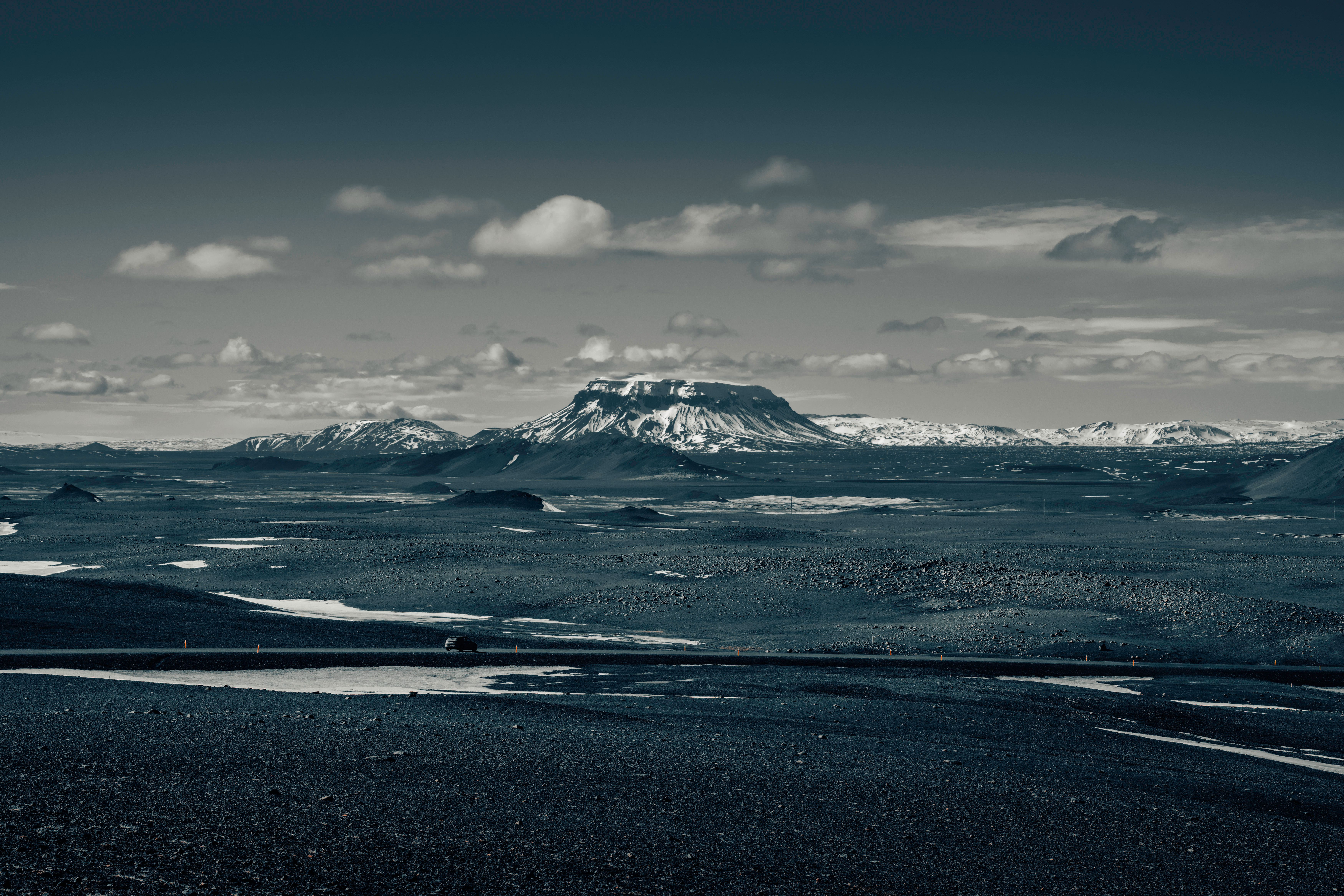 Dramatic Icelandic Landscape with Mountains · Free Stock Photo