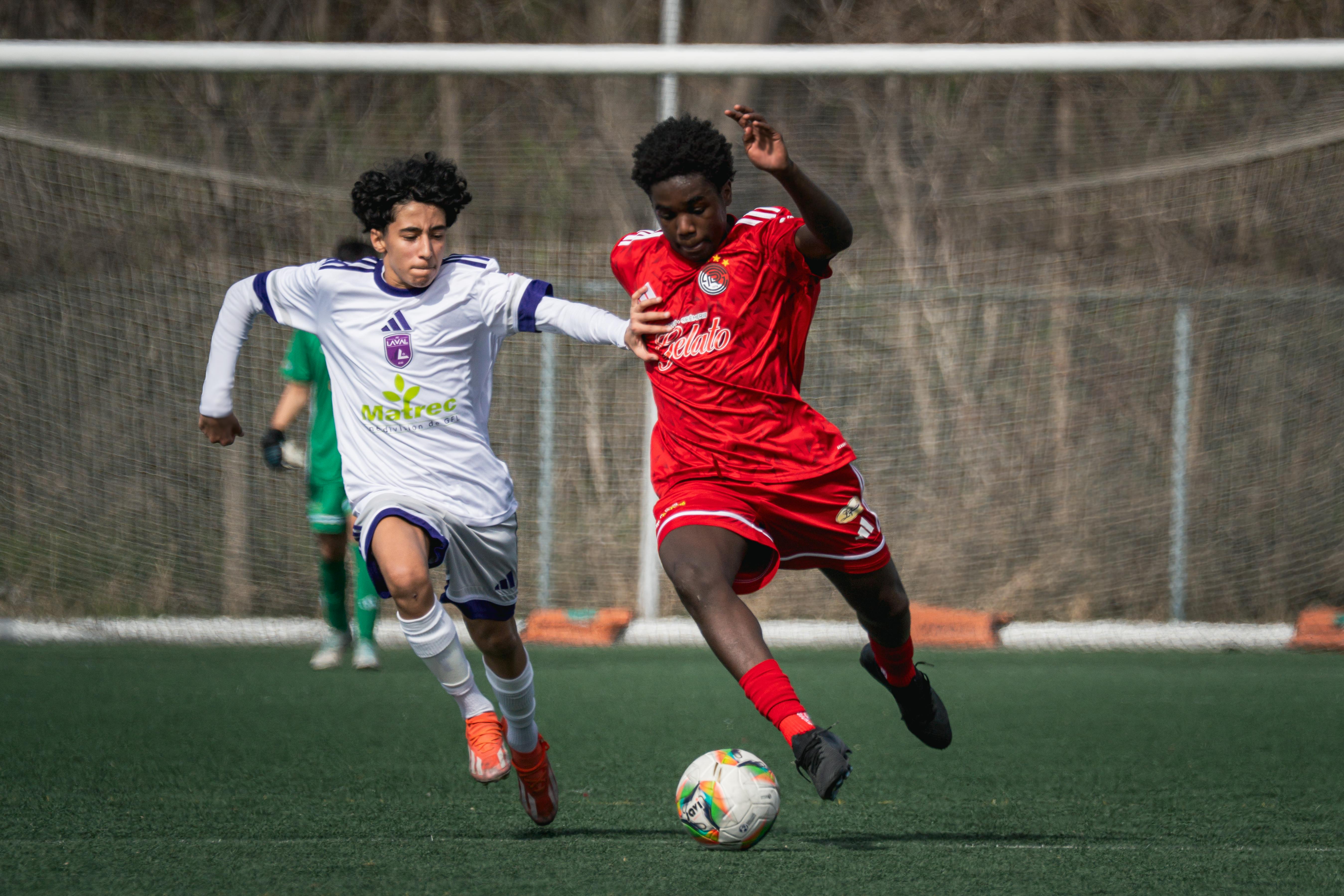Match De Football Intense Entre Jeunes Athlètes · Photo gratuite