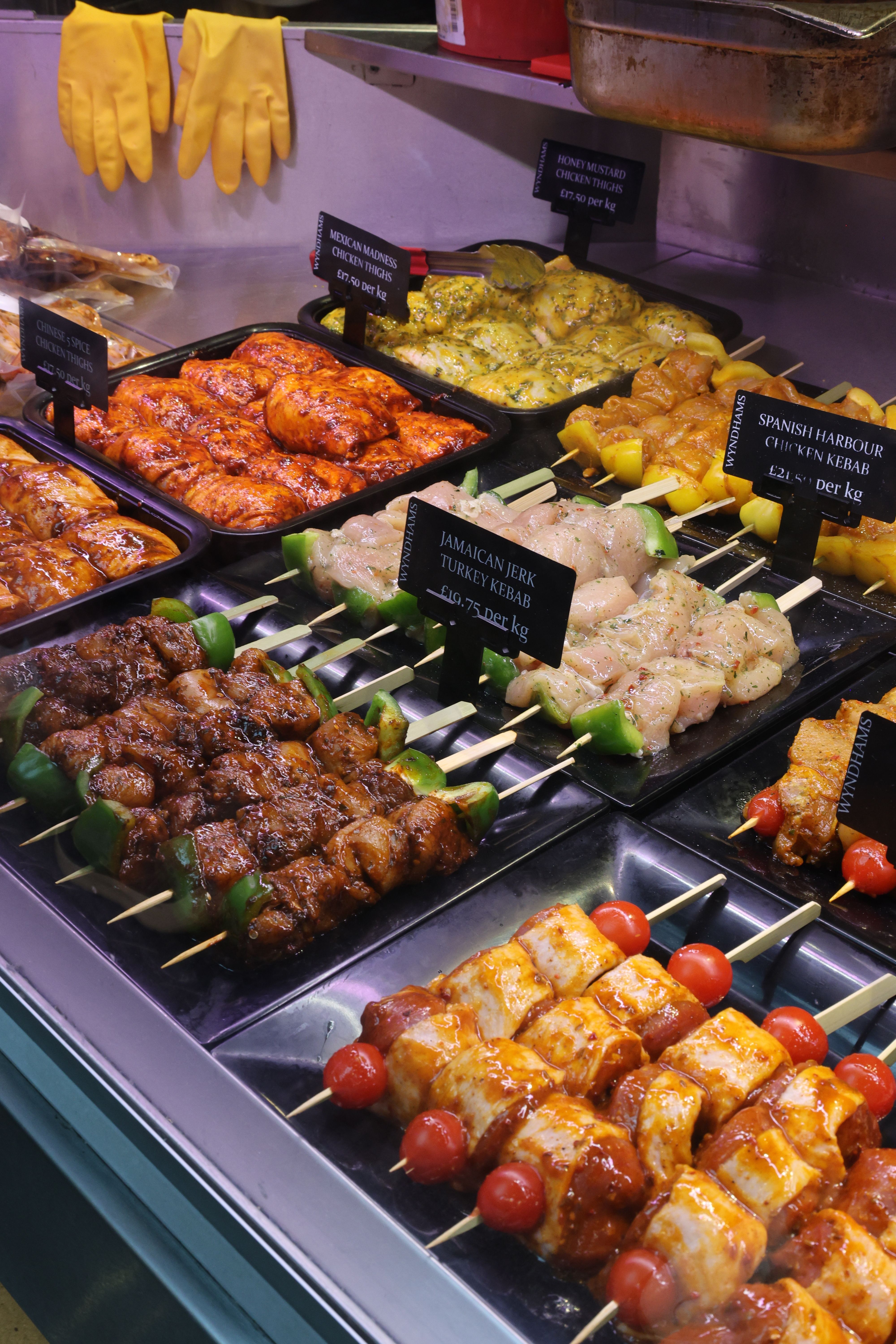 Deliciosas Brochetas De Carne Variadas Expuestas En El Mercado · Foto ...