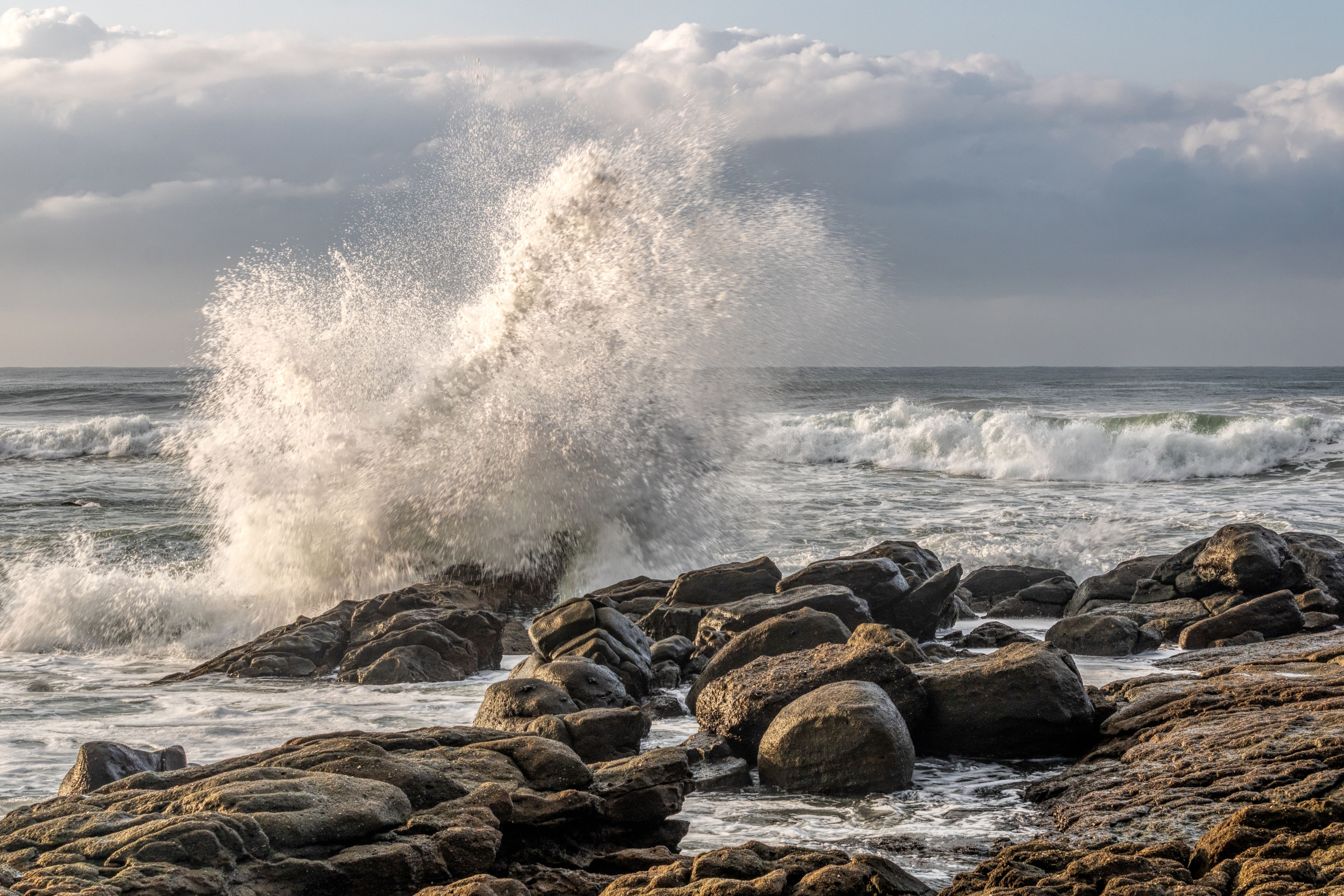 Dramatic Waves Crashing on Rocks in Margate · Free Stock Photo