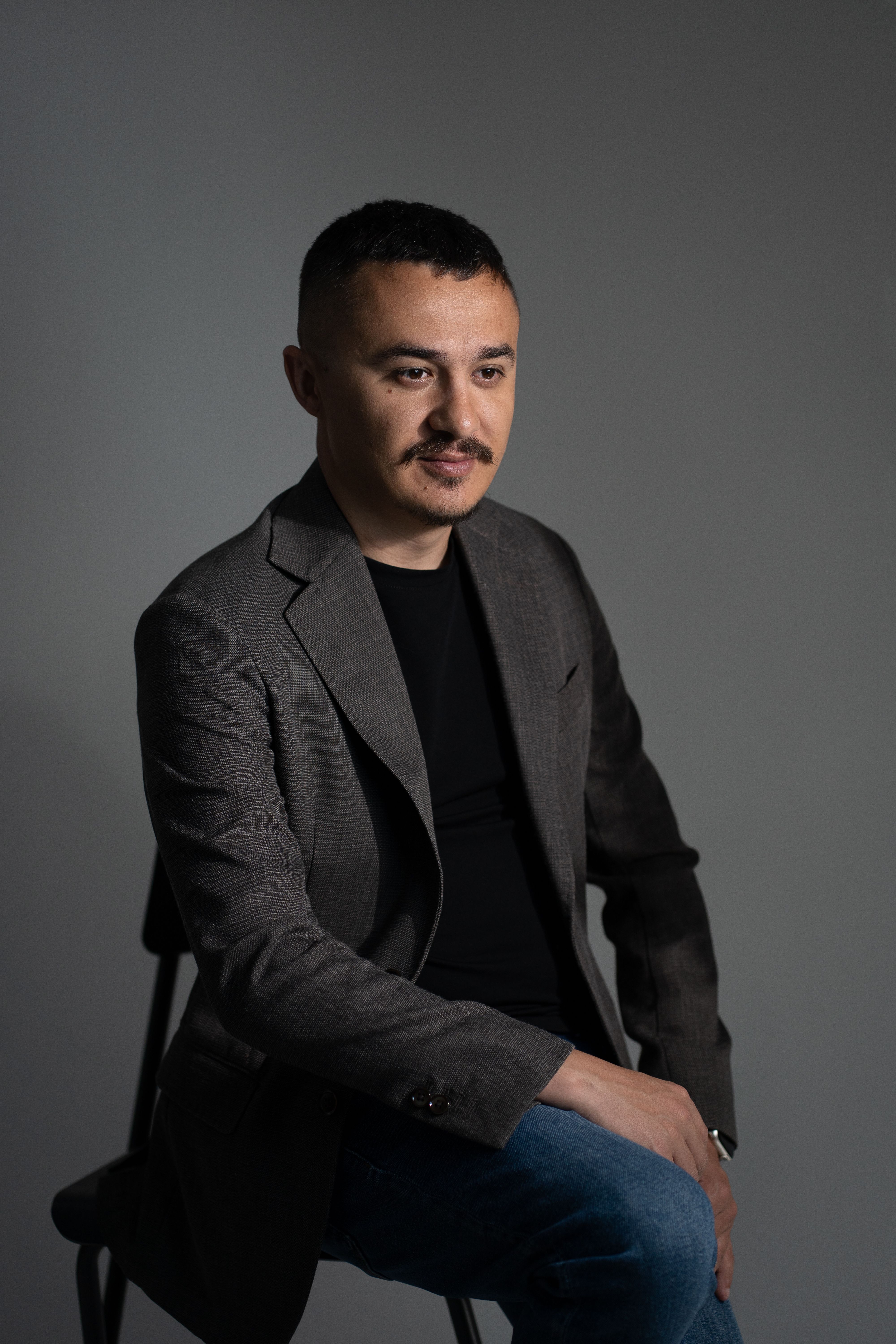 Portrait D'un Homme Professionnel Assis Sur Une Chaise En Studio ...