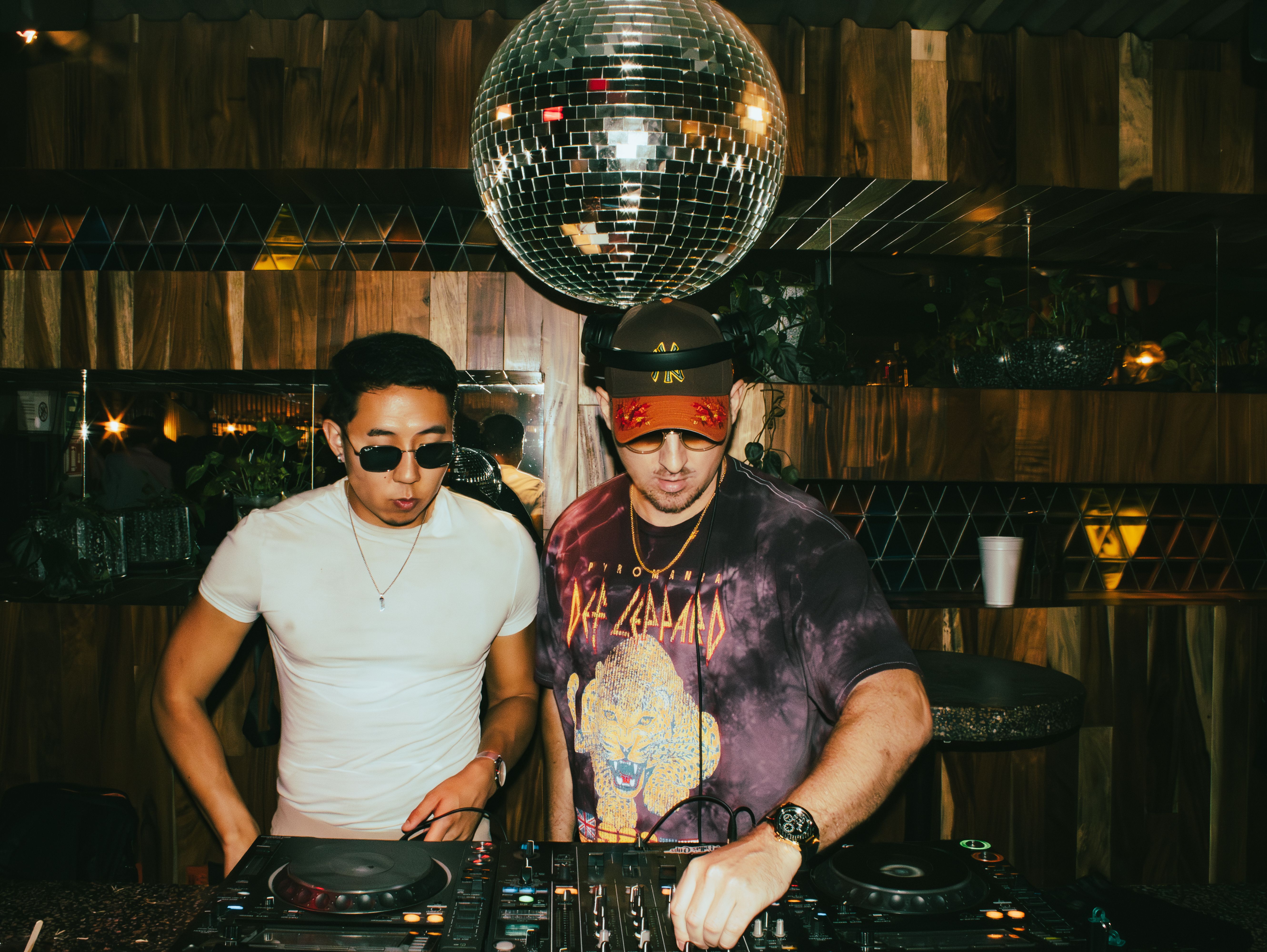 Dúo Dinámico De Dj Actuando Con Bola De Discoteca · Foto de stock gratuita