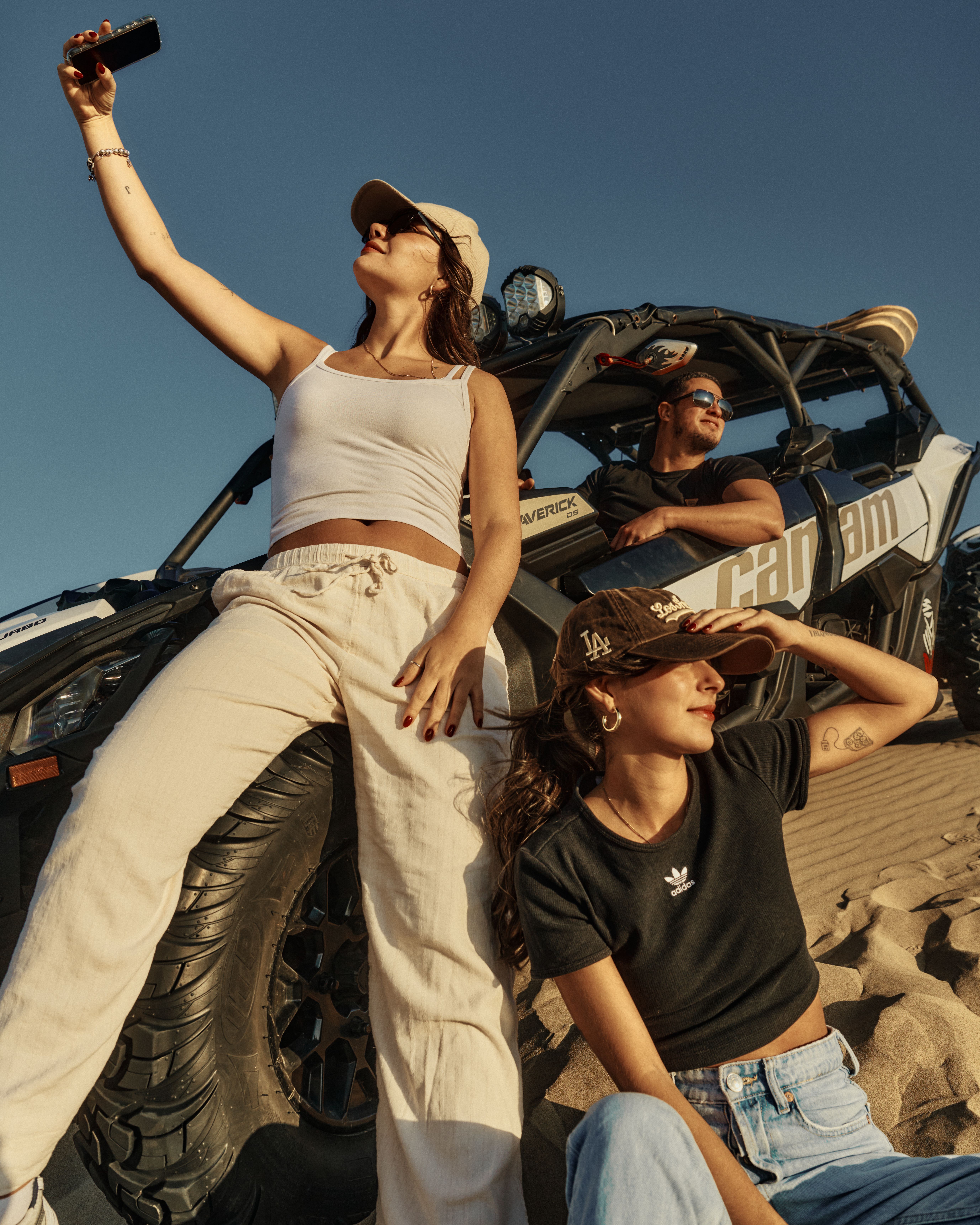 Grupo De Amigos Disfrutando De Una Aventura En El Desierto · Foto de ...