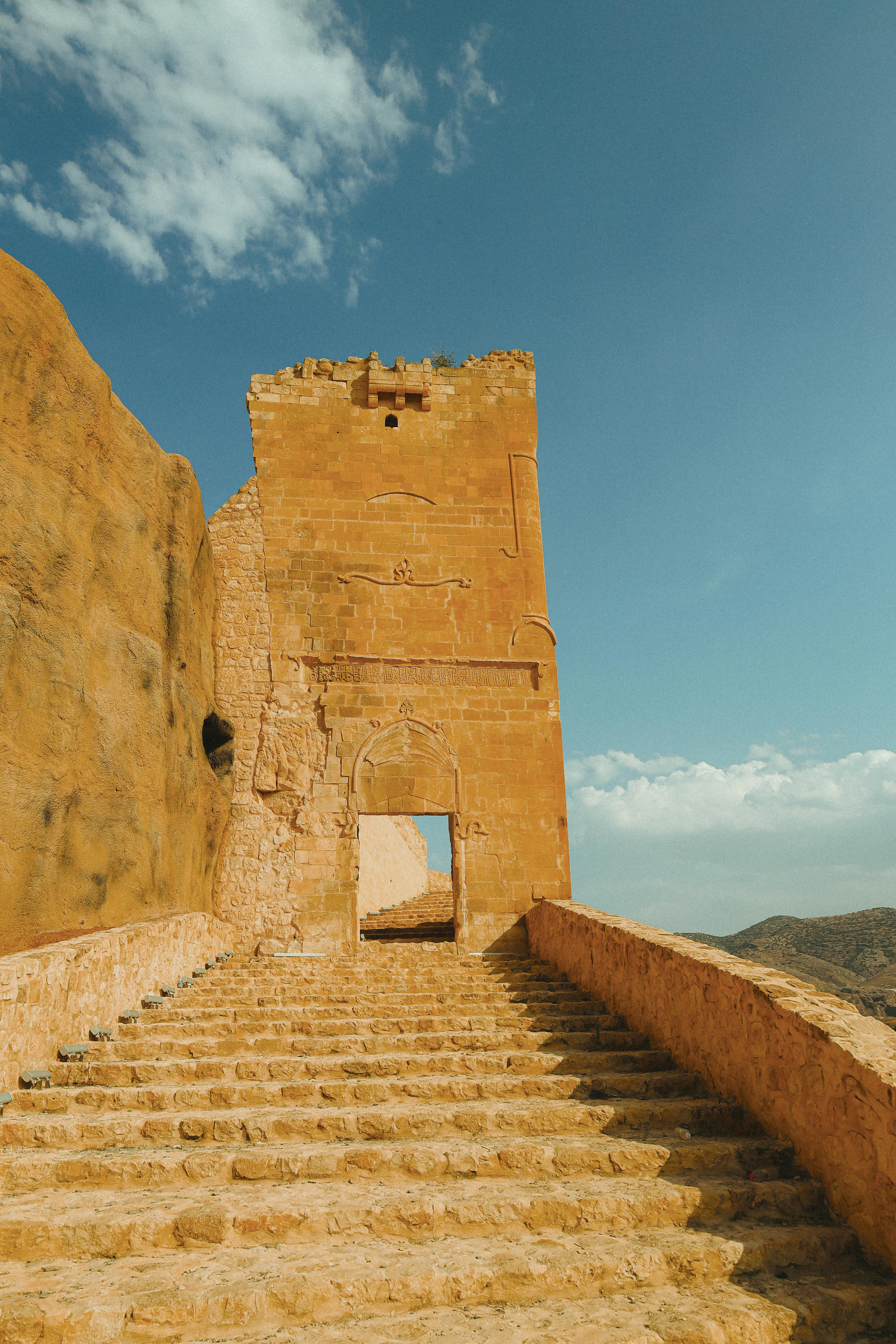 Ancien Escalier En Pierre Menant à Une Ruine Historique · Photo gratuite