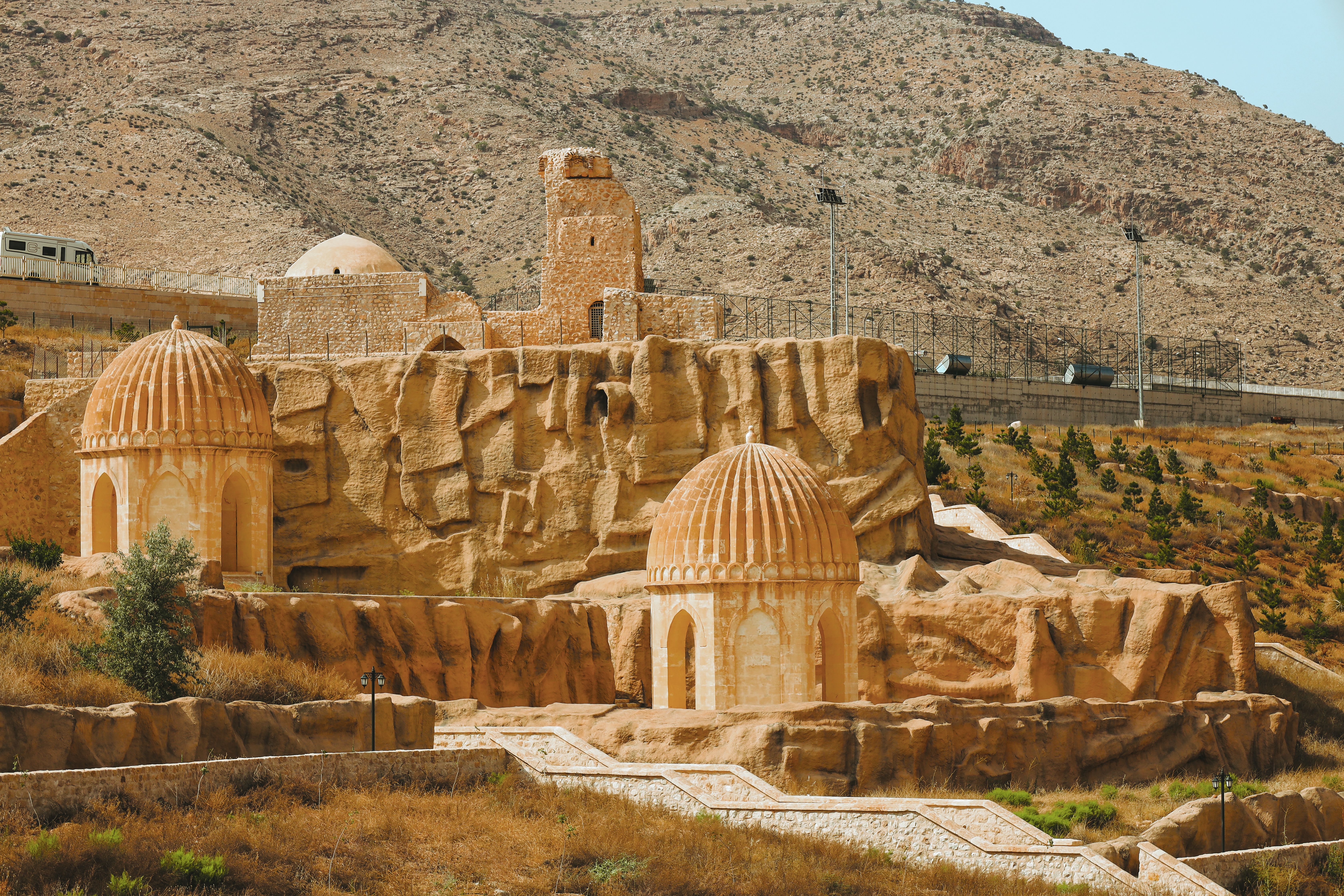 Structures En Pierre Anciennes Dans Un Paysage Montagneux · Photo gratuite