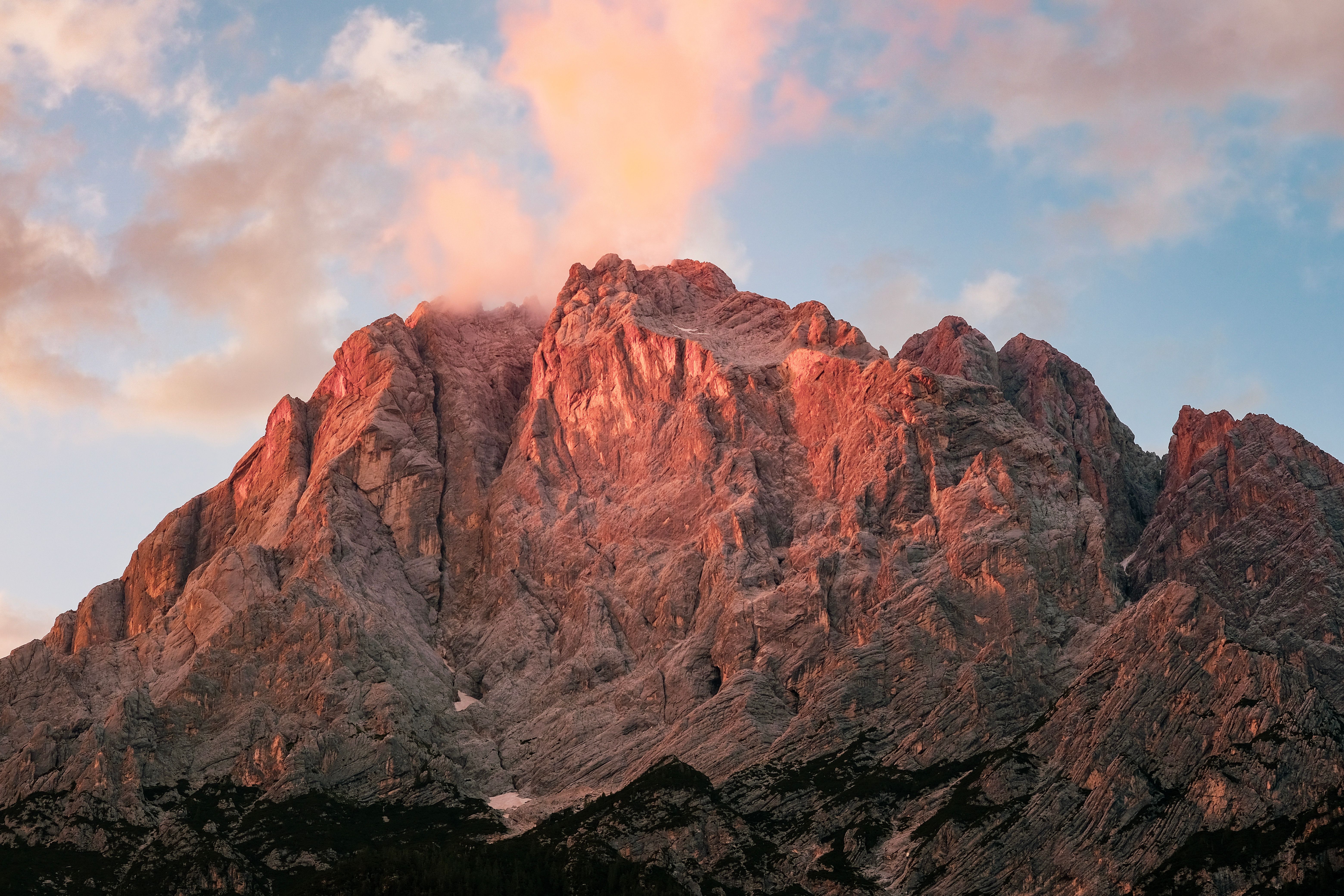 Impresionante Puesta De Sol Sobre La Escarpada Cima De Una Montaña ...