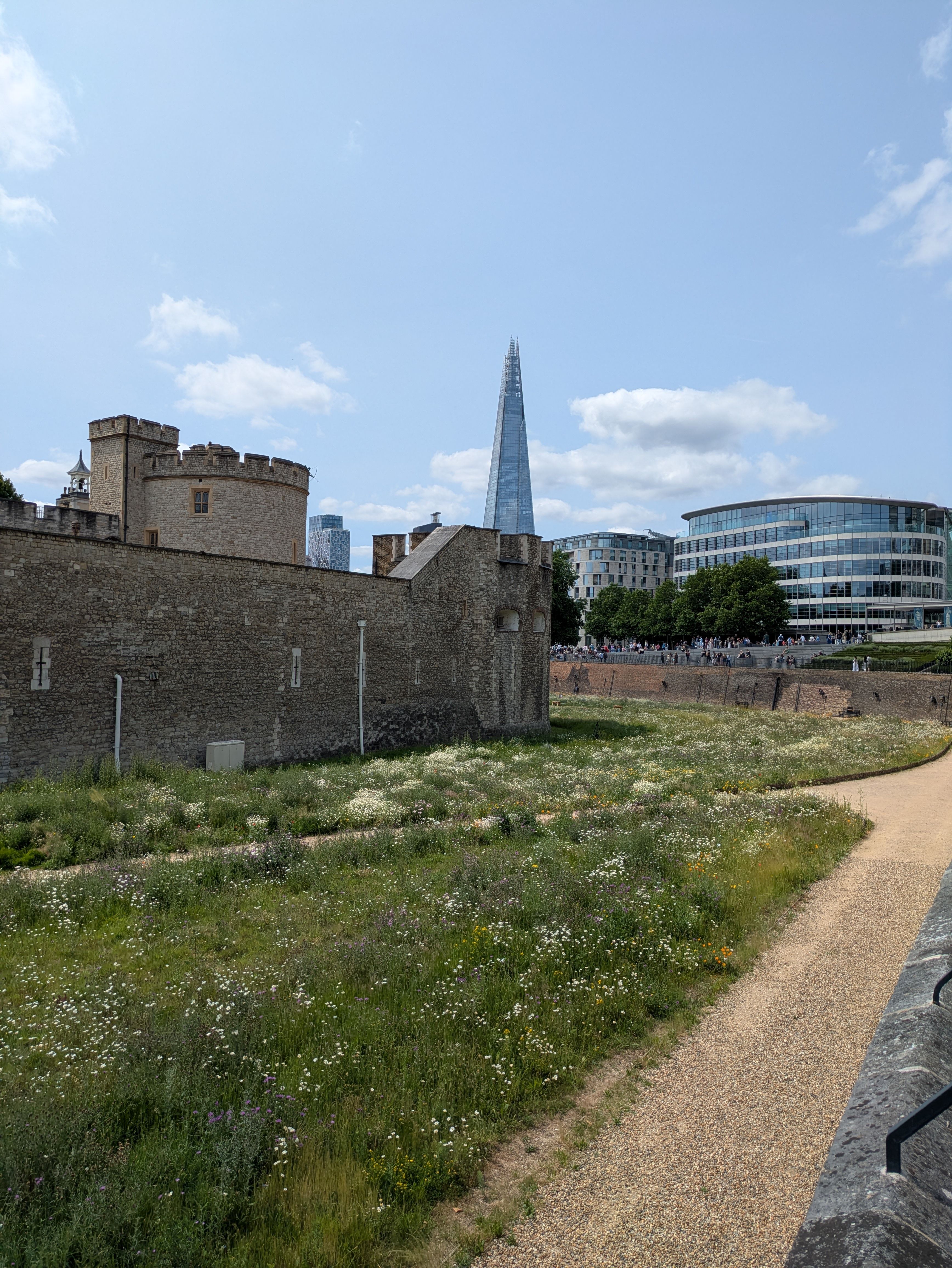 Menara London Dengan Pecahannya Di Bawah Langit Cerah · Foto Stok Gratis