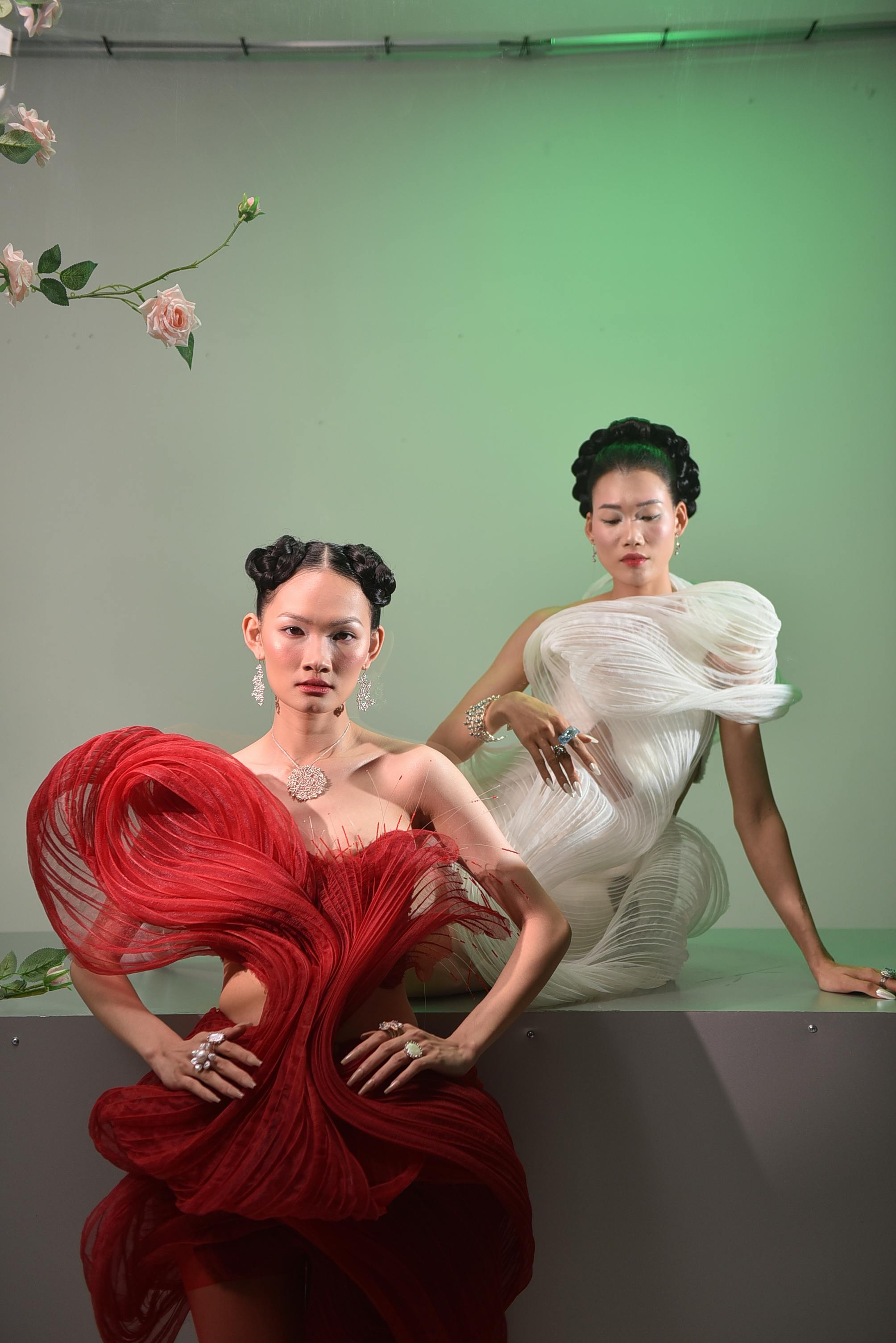 Portrait De Mode Créatif Avec Des Robes Artistiques · Photo gratuite