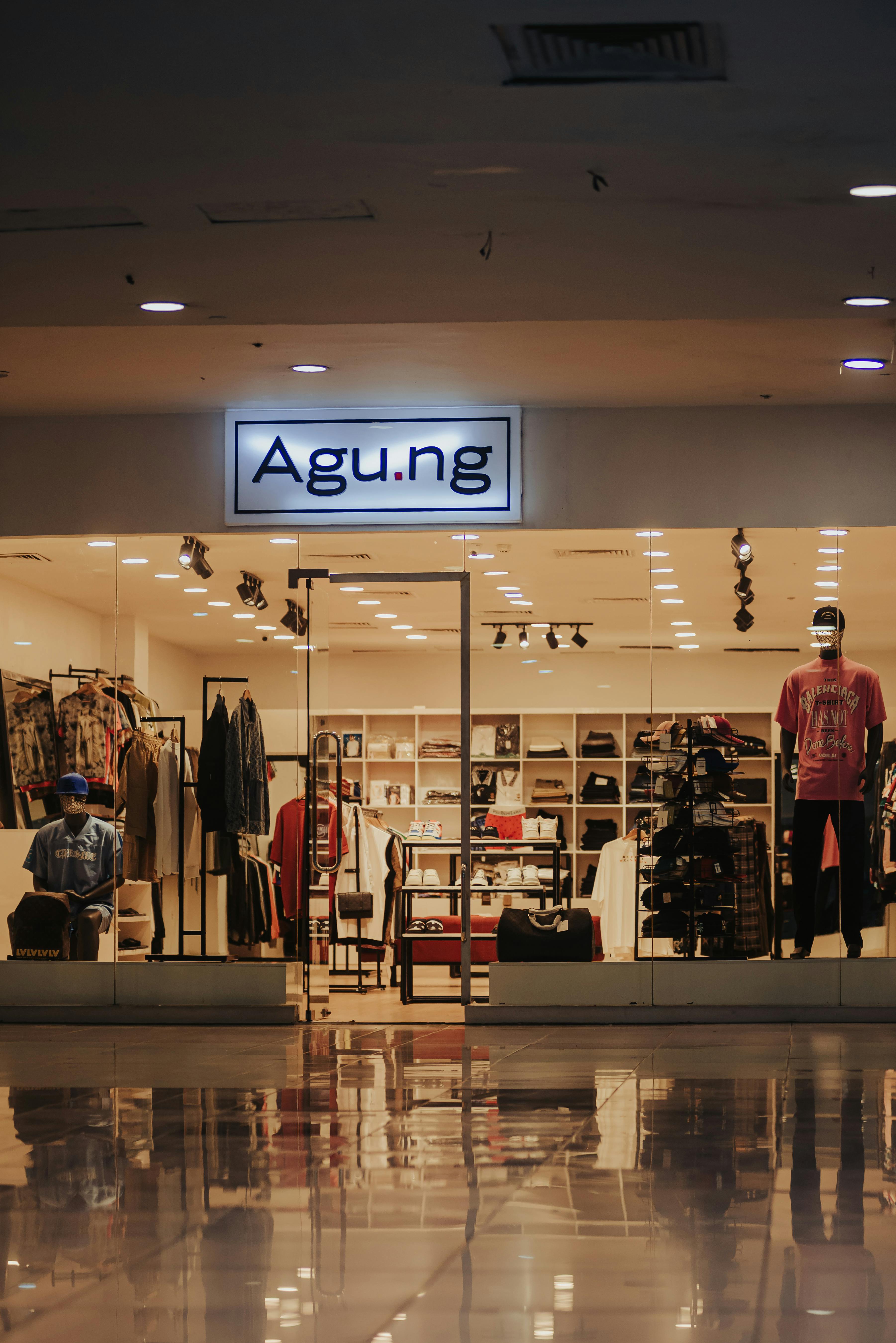 Stylish Clothing Storefront with Modern Display · Free Stock Photo