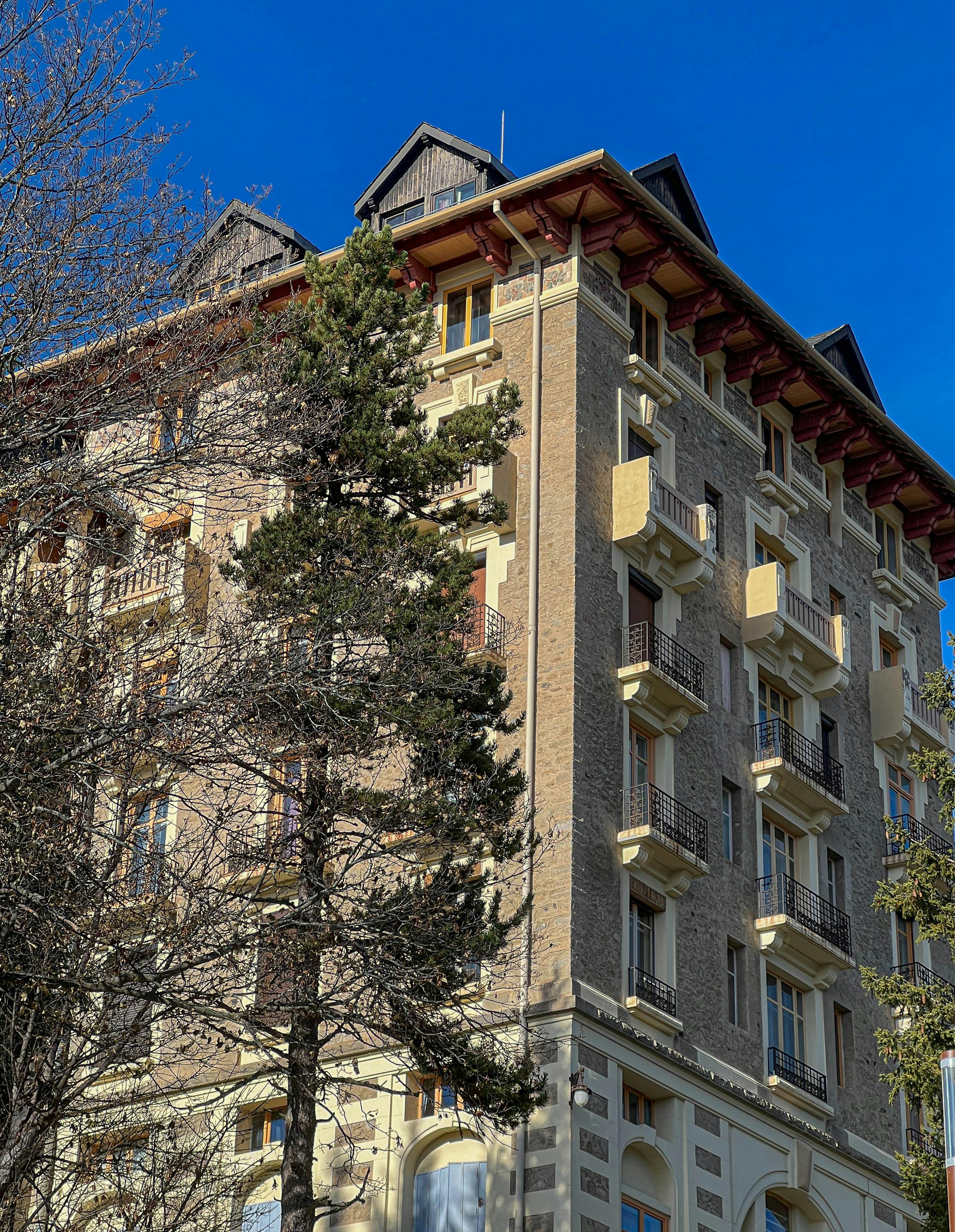 Edificio Histórico De Apartamentos En Font Romeu, Francia · Foto de stock gratuita