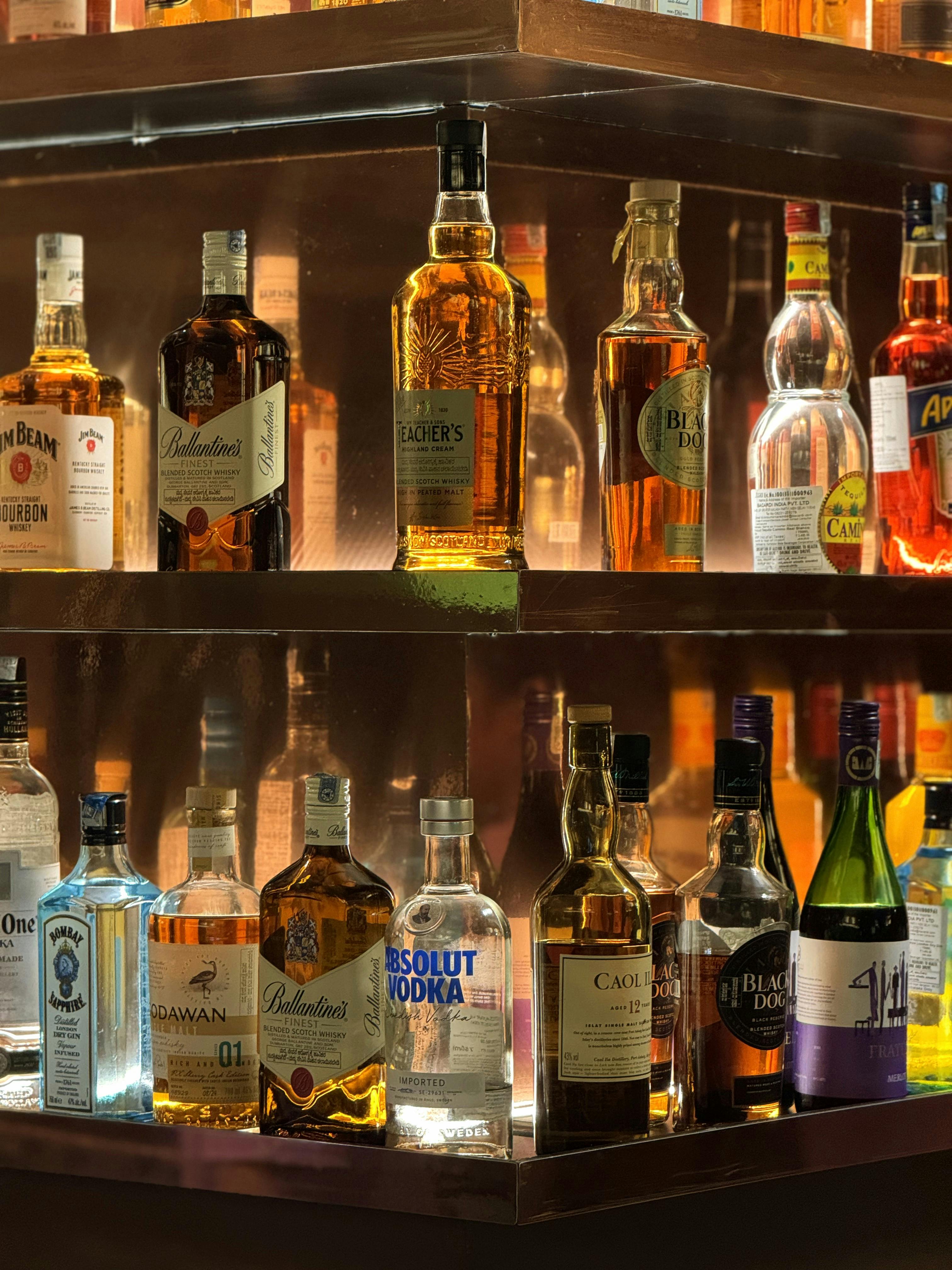 Variedad De Botellas De Licor En Exhibición En El Bar · Foto de stock ...
