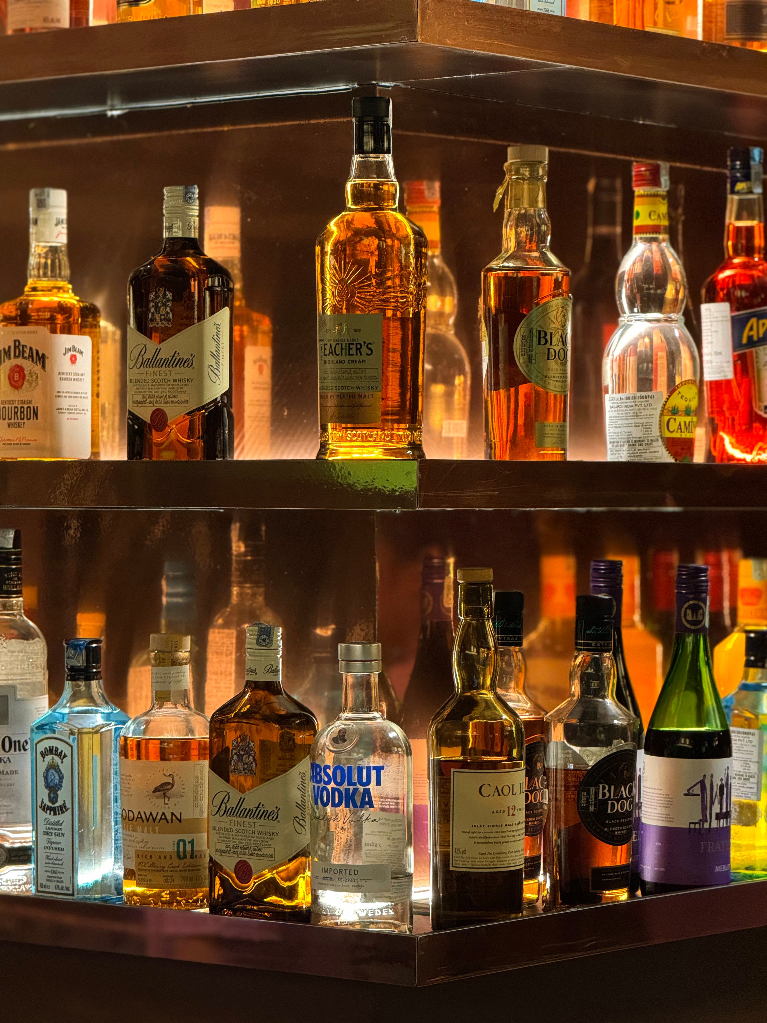 Variedad De Botellas De Licor En Exhibición En El Bar · Foto de stock ...