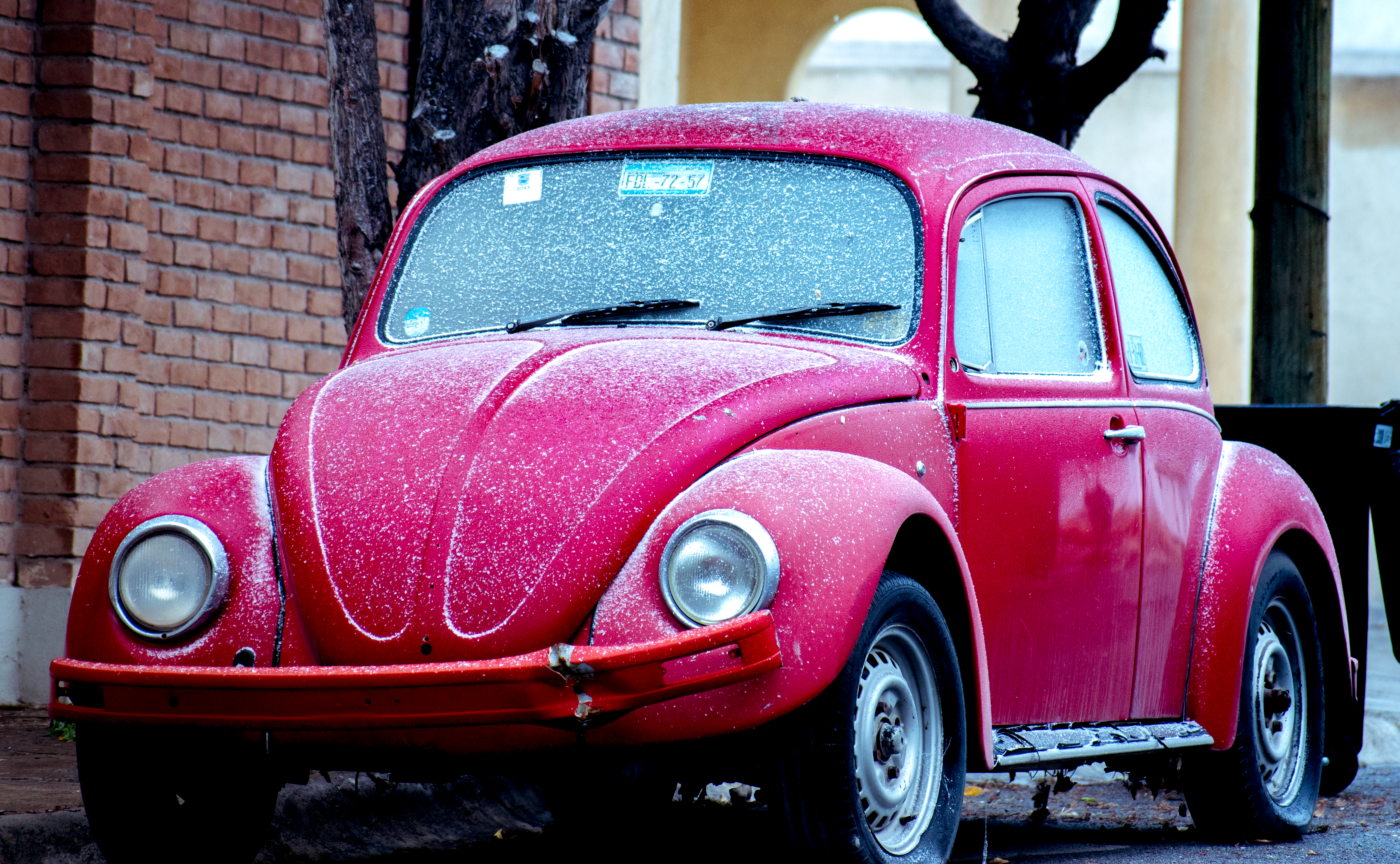 Volkswagen Beetle Rojo Clásico En La Calle Invernal · Foto de stock ...