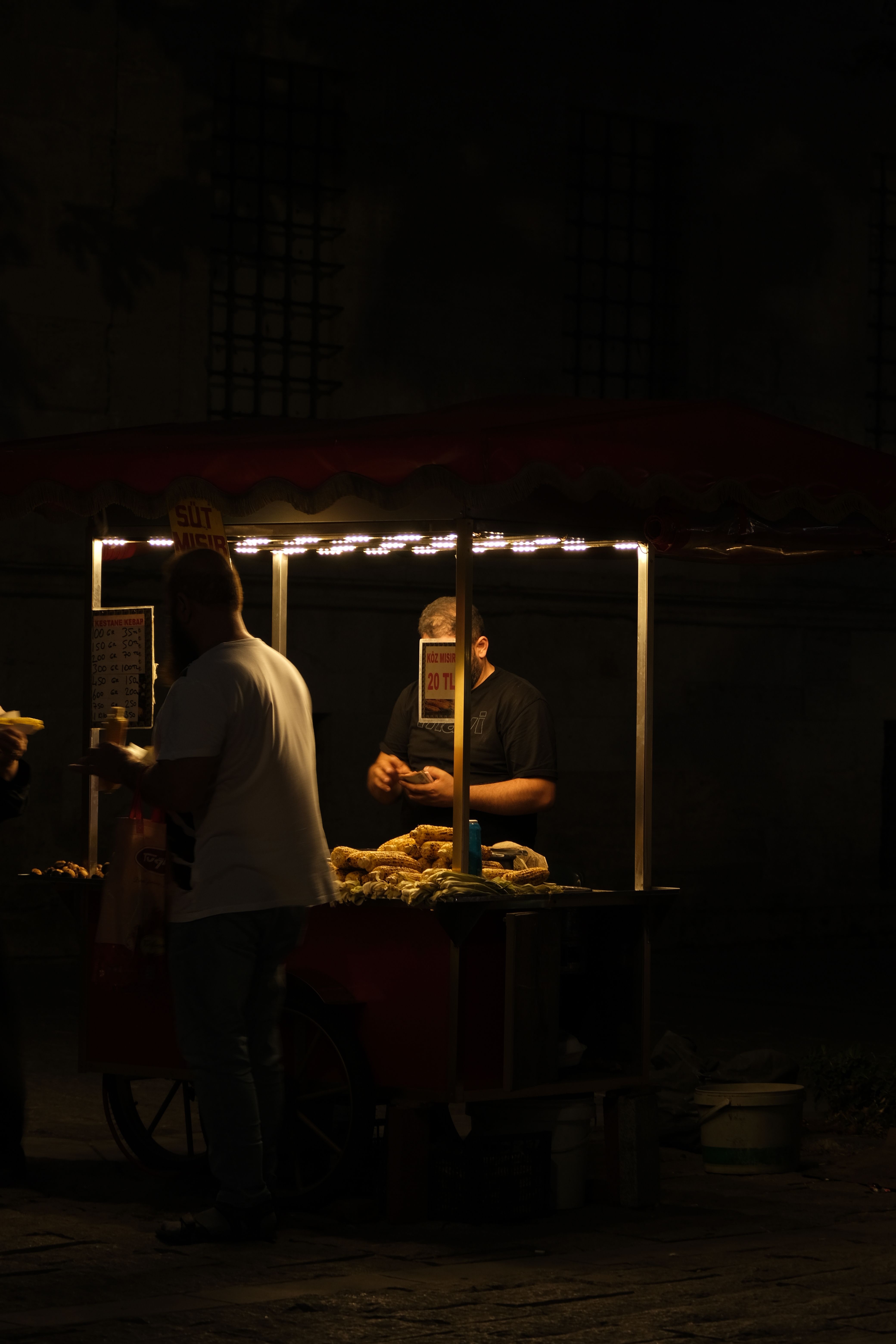 Street Vendor at Night Under Soft Lighting · Free Stock Photo