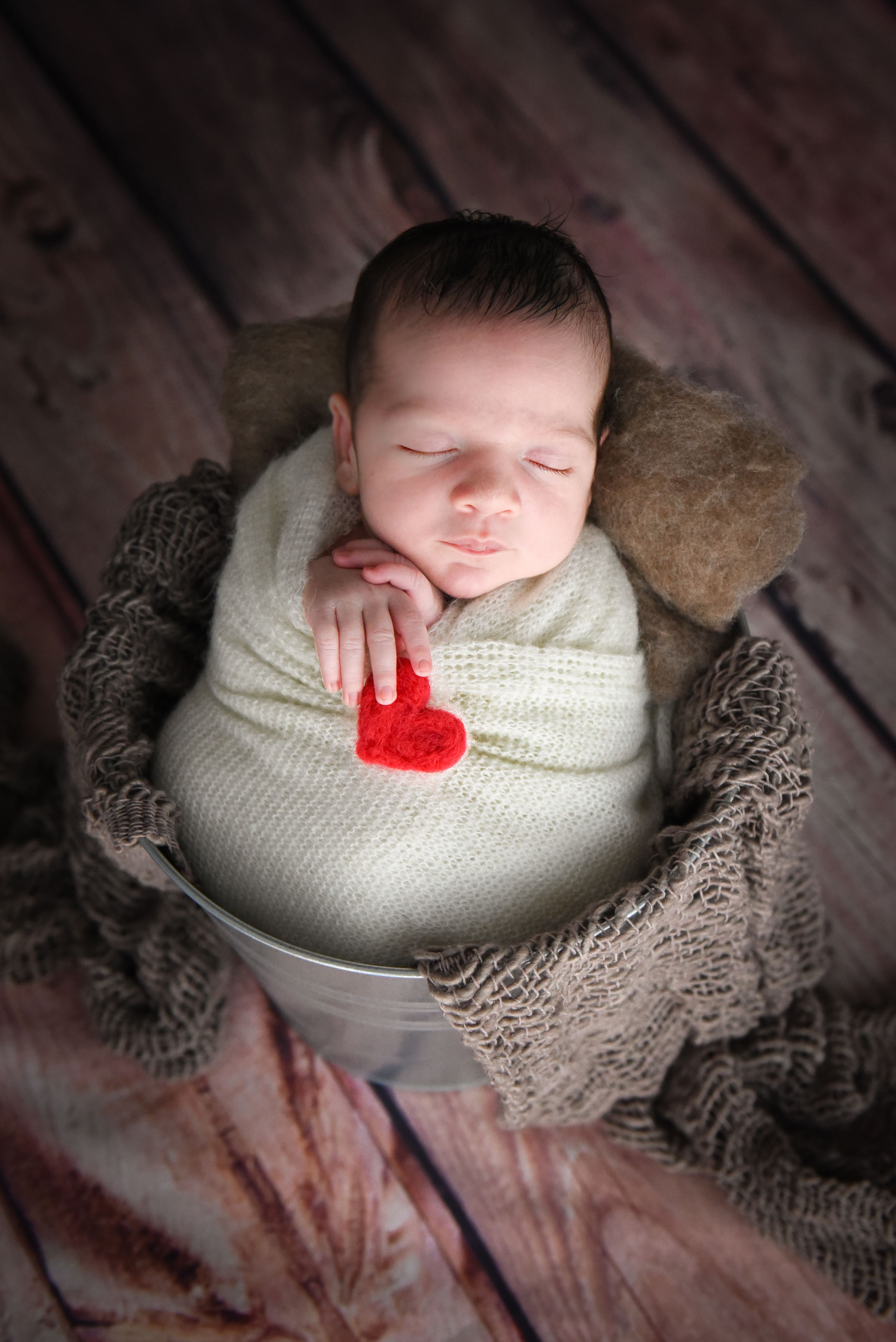 Cozy Newborn Holding Heart in Milano Studio · Free Stock Photo