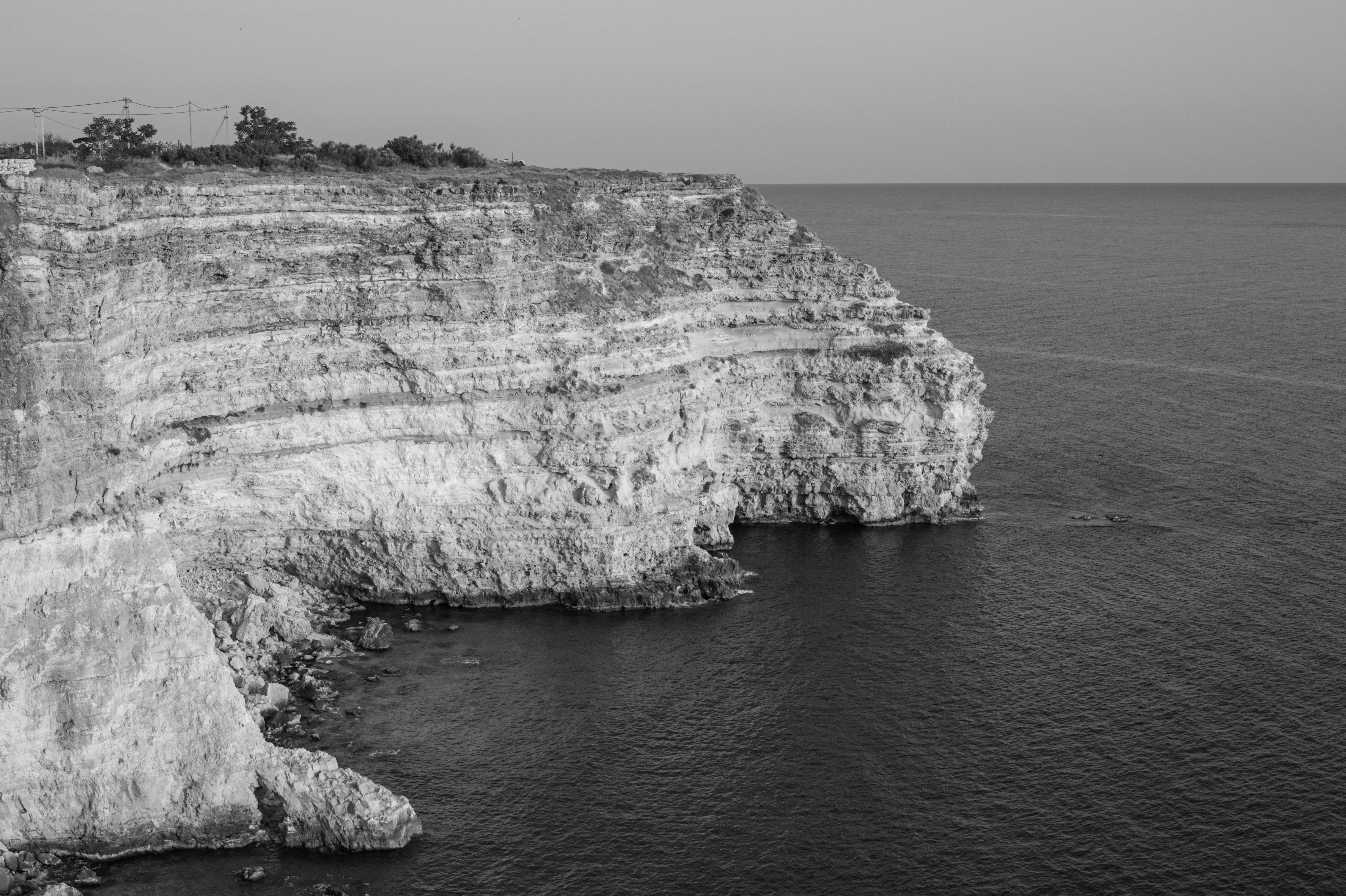 Espectacular Vista Del Acantilado Costero En Blanco Y Negro · Foto de ...