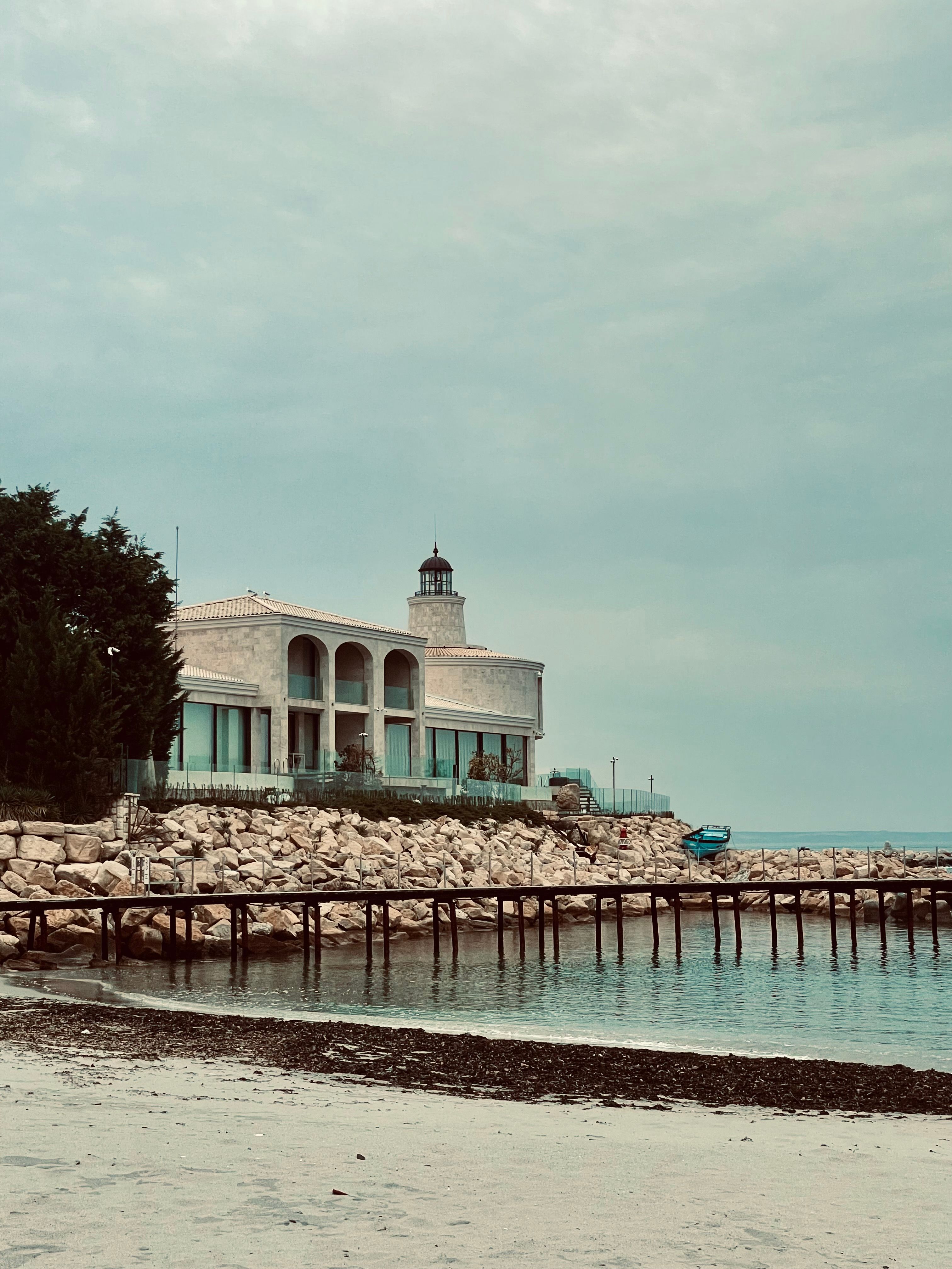 Edificio Del Faro Junto Al Mar Con Costa Rocosa · Foto de stock gratuita